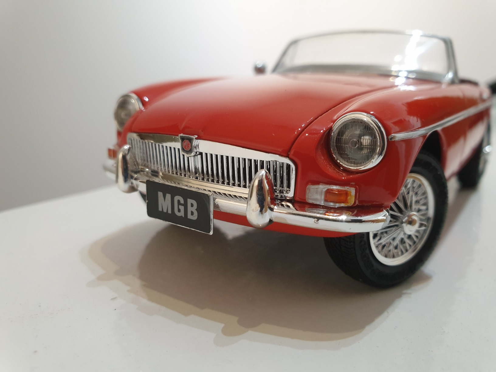 1/24 scale 1968 BLMC MGB MG-B Roadster Convertible model kit by Aoshima ...