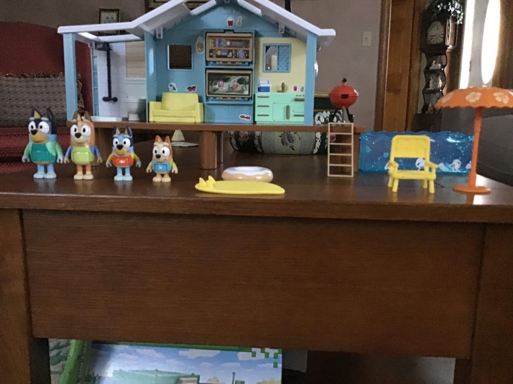 Amazon.com: BLUEY Beach Cabin Playset, with Exclusive Figure with ...