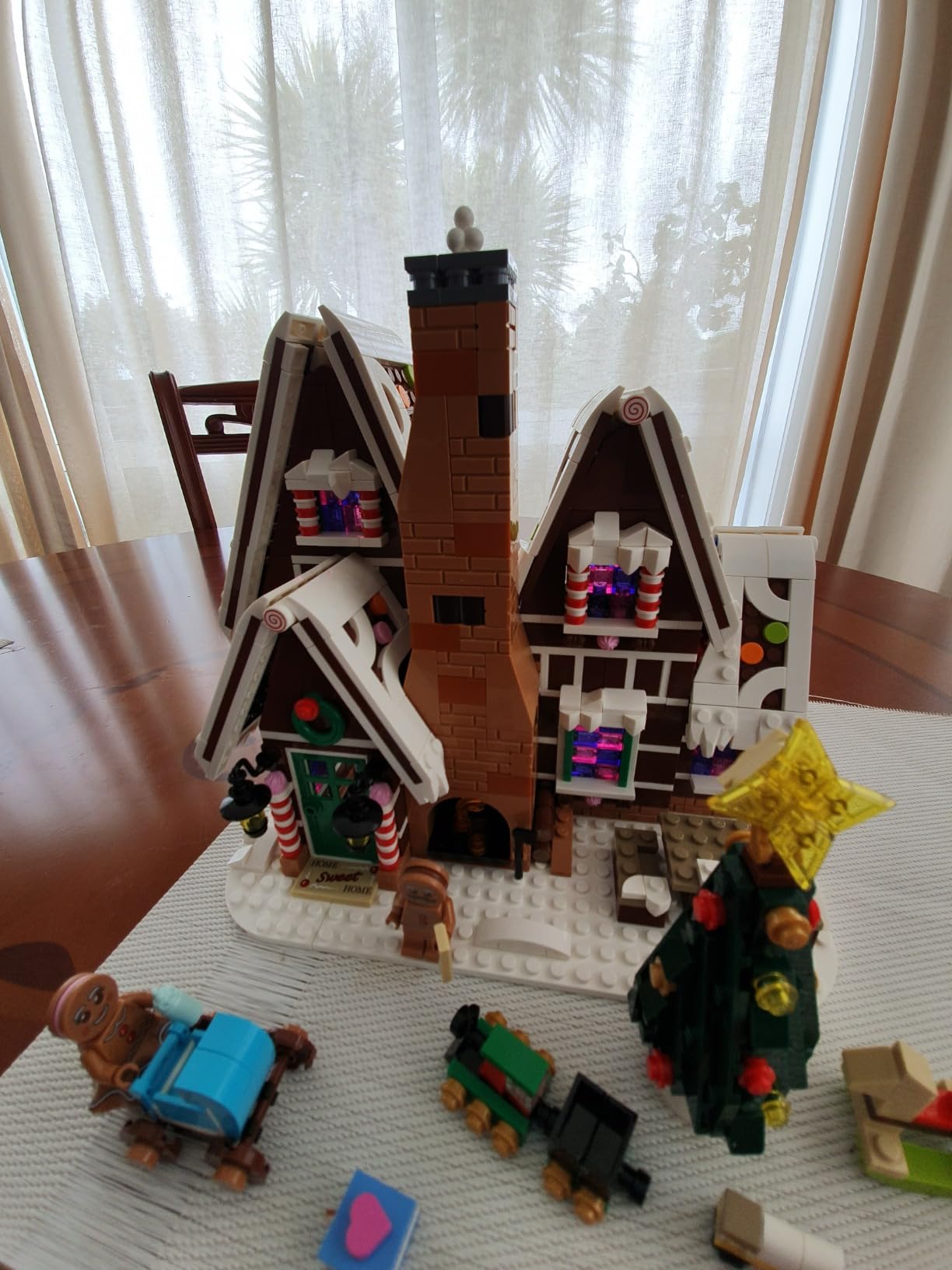 Creator Lego Expert 10267 - Gingerbread House (1477 pieces) : Amazon ...