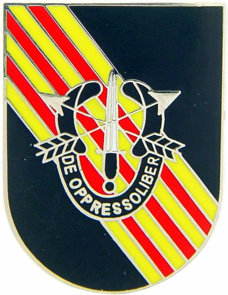 Amazon.com: EE, Inc. US Army Special Forces Shield Pin Military ...
