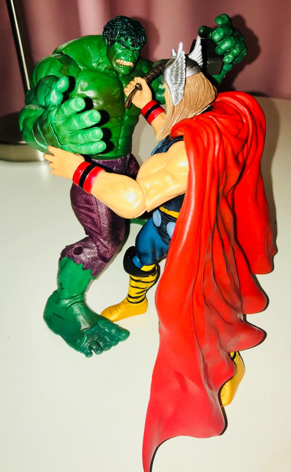 Amazon.com: Diamond Select Toys Marvel Classic Thor Action Figure ...