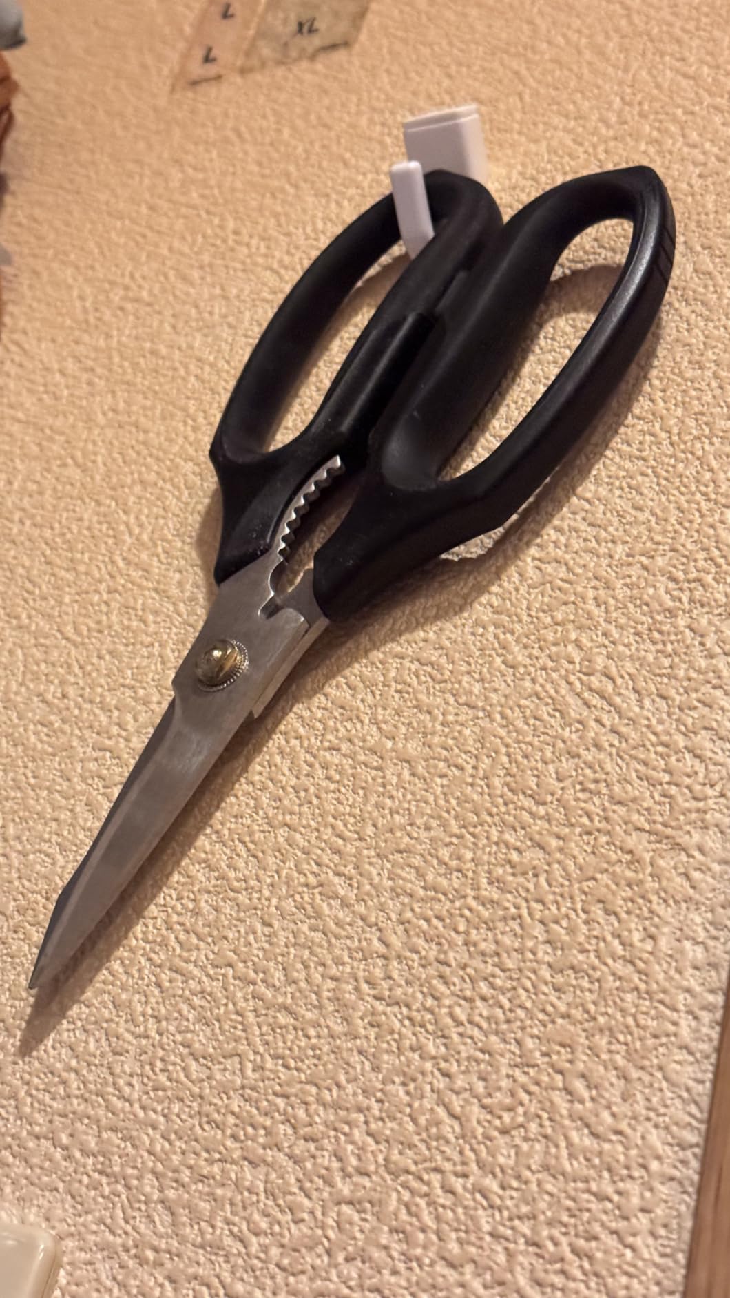 Amazon | DUROX - 万能ハサミ- ダンボールから分別ゴミまで万能対応な強力ハサミ。革や厚紙、段ボール、牛乳パック、CD、プラスチックまで、ユニバーサル工具として活躍します。ギザ刃 ...