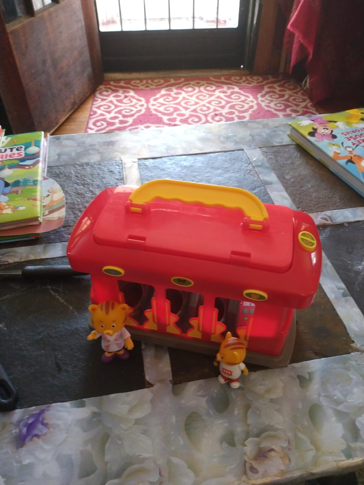 Amazon.com: Daniel Tiger's Neighborhood Deluxe Electronic Trolley ...