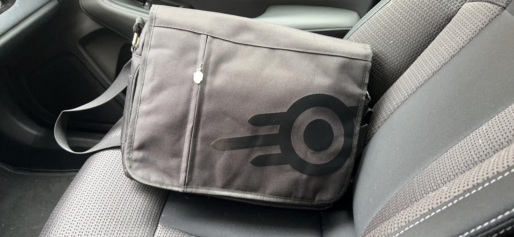 Fallout Messenger Bag "Vault-Tec" Black : Amazon.de: Fashion