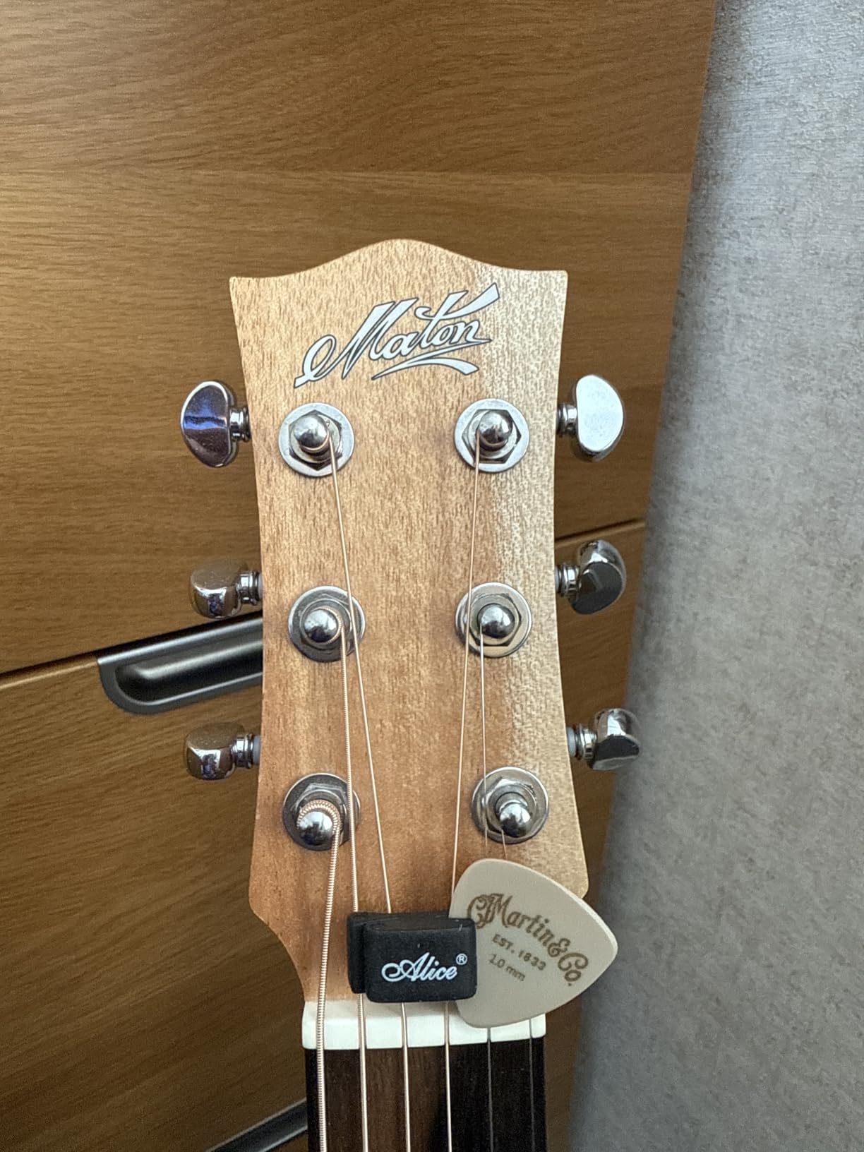C. F. Martin 18A0117 Guitar Luxe by Martin Contour Guitar Pick, Satin ...