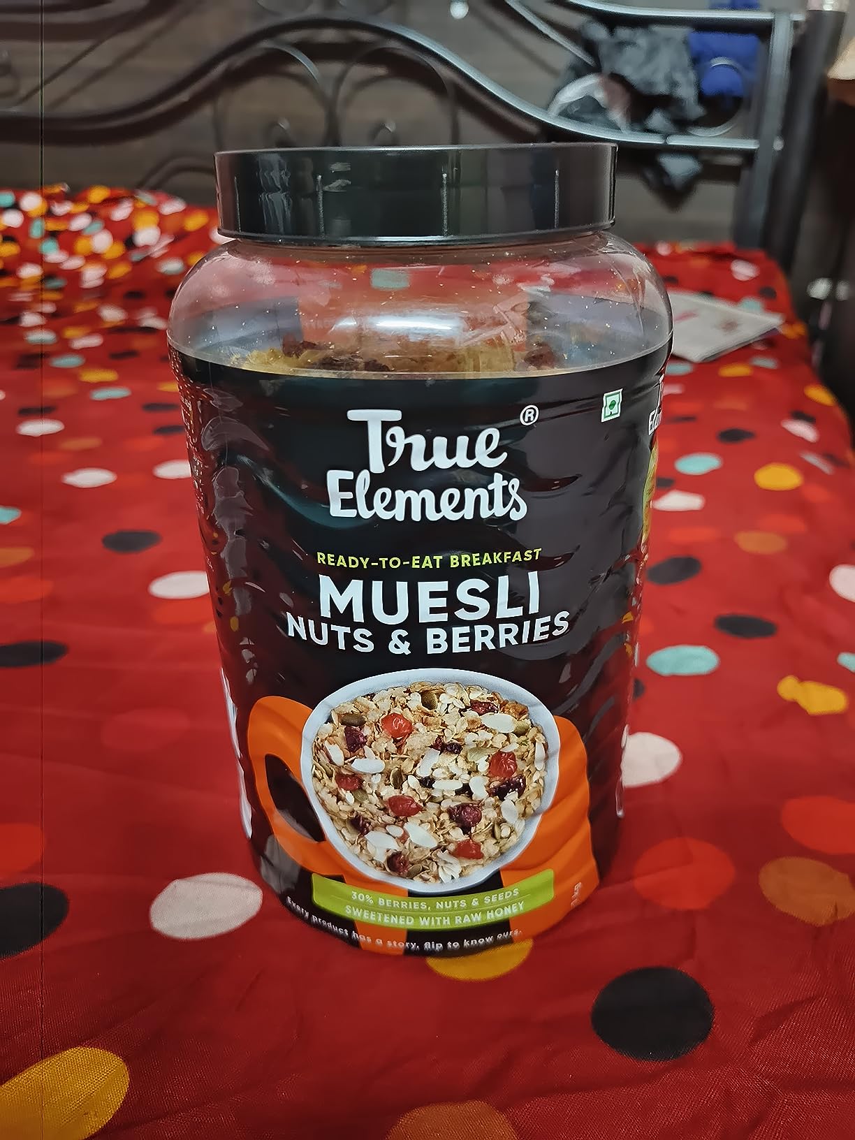 True Elements Crunchy Nuts & Berries Muesli , Almonds& Cranberries 1kg ...