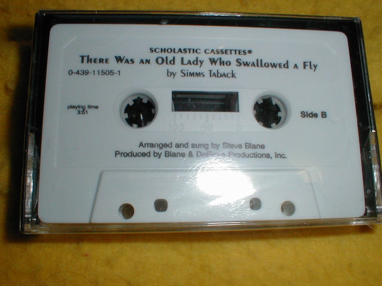 There Was an Old Lady Who Swallowed a Fly: Simms Taback: 9780439115056 ...