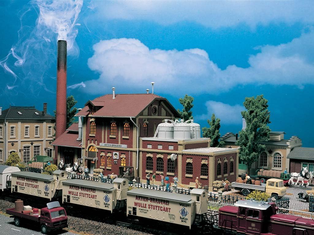 Amazon.com: HO Scale Brewery w/Interior - 16-3/8 x 5-1/2" 41.5 x 14cm ...