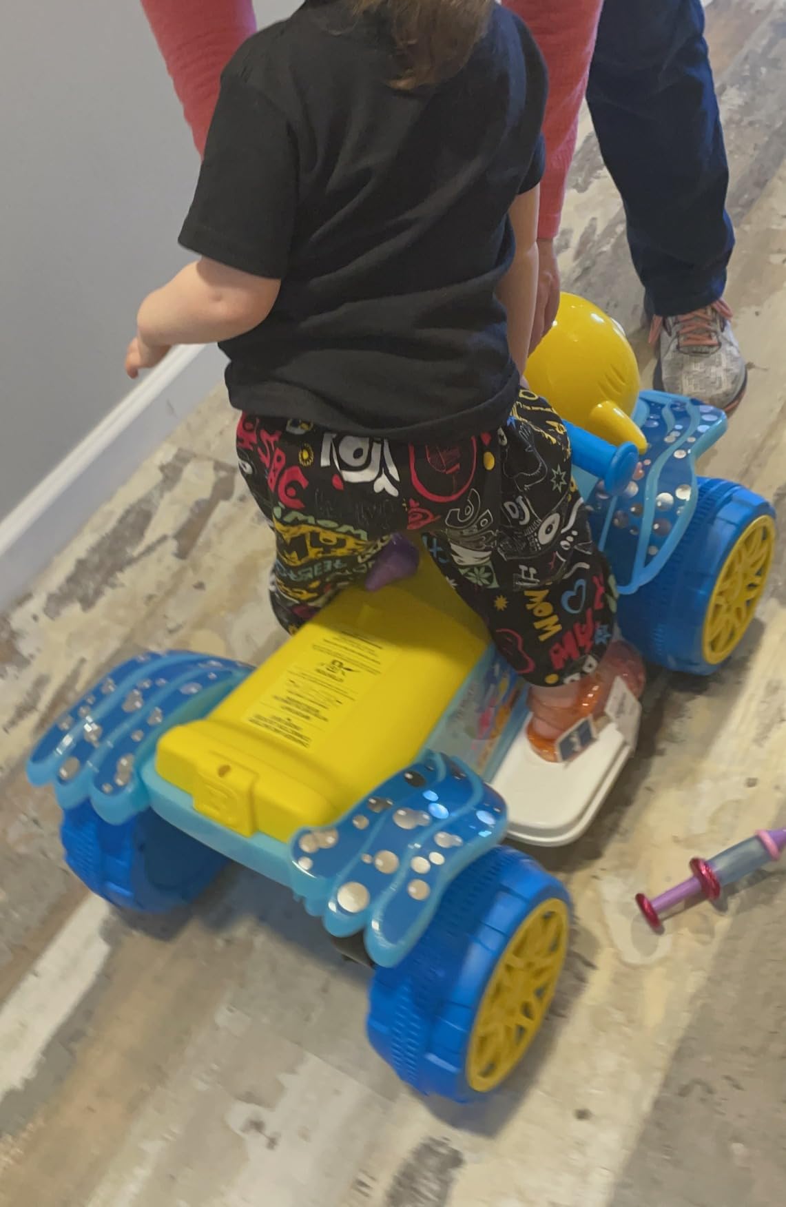 Amazon.com: Dynacraft Baby Shark 6-Volt Unisex Kids Ride-on for Age 1.5 ...