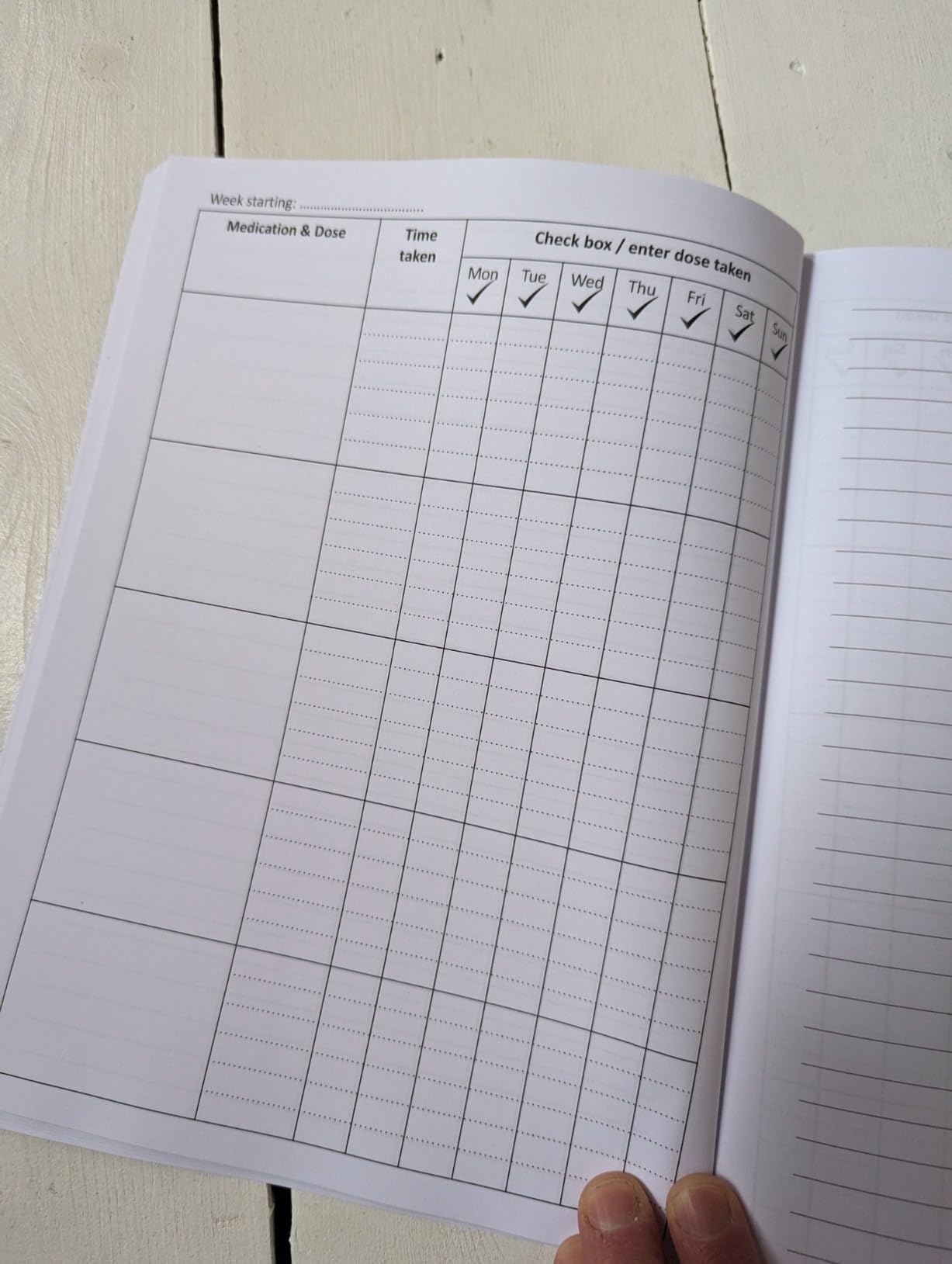 Medication Log Book: Large 8.5" x 11" daily medication tracker for 52 ...
