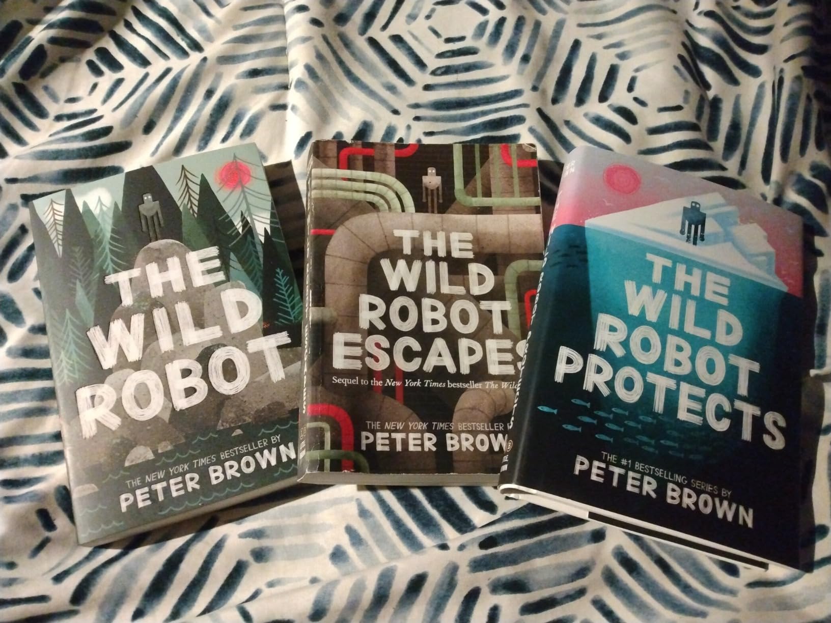 The Wild Robot (Volume 1) : Brown, Peter: Amazon.ca: Books