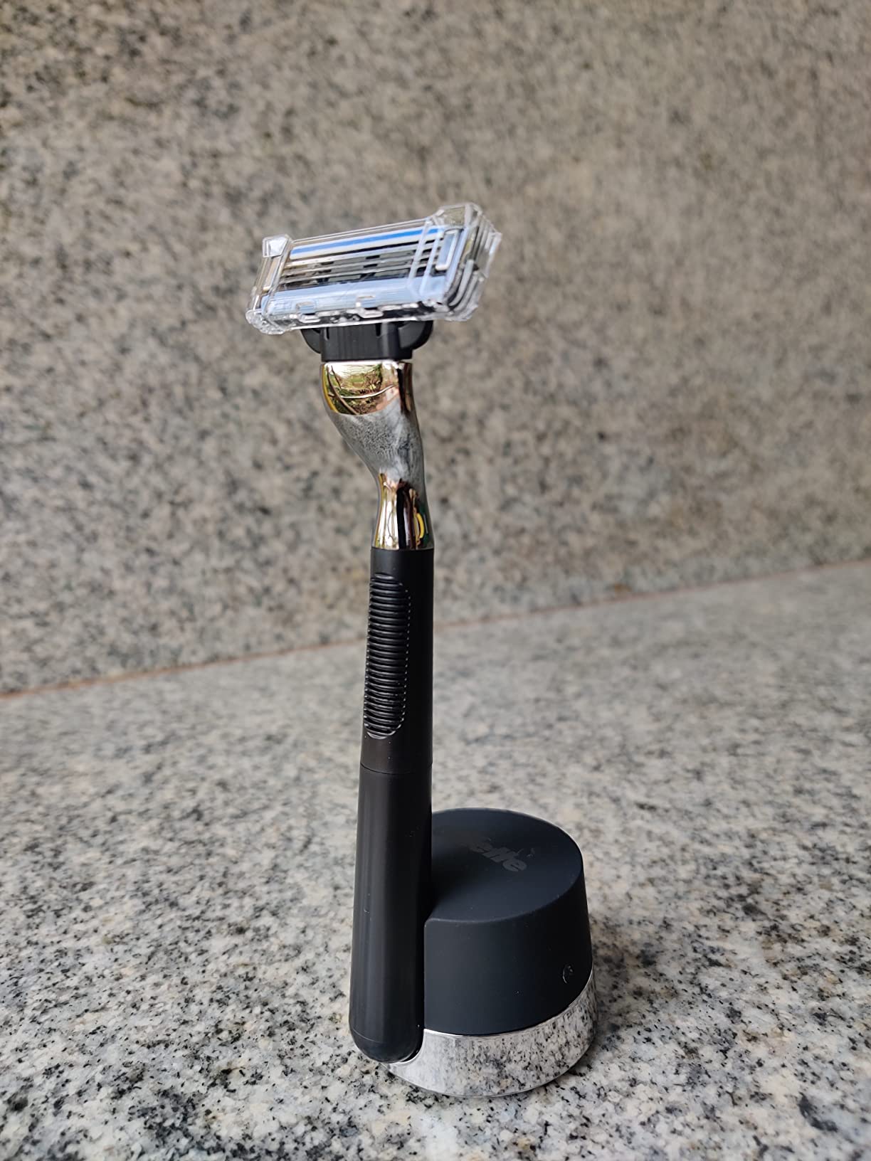 Buy Gillette MACH3 Bold + Magnetic Razor Dock (Heavy, stylish men’s ...