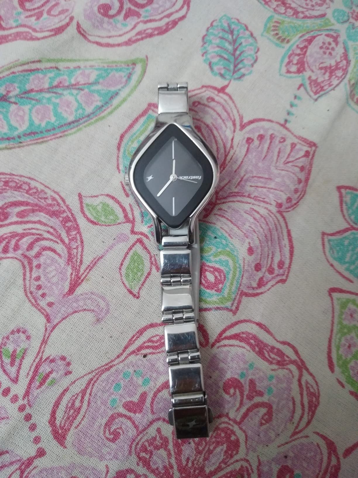 Buy Fastrack Analog Black Dial Silver Band Women's Stainless Steel ...