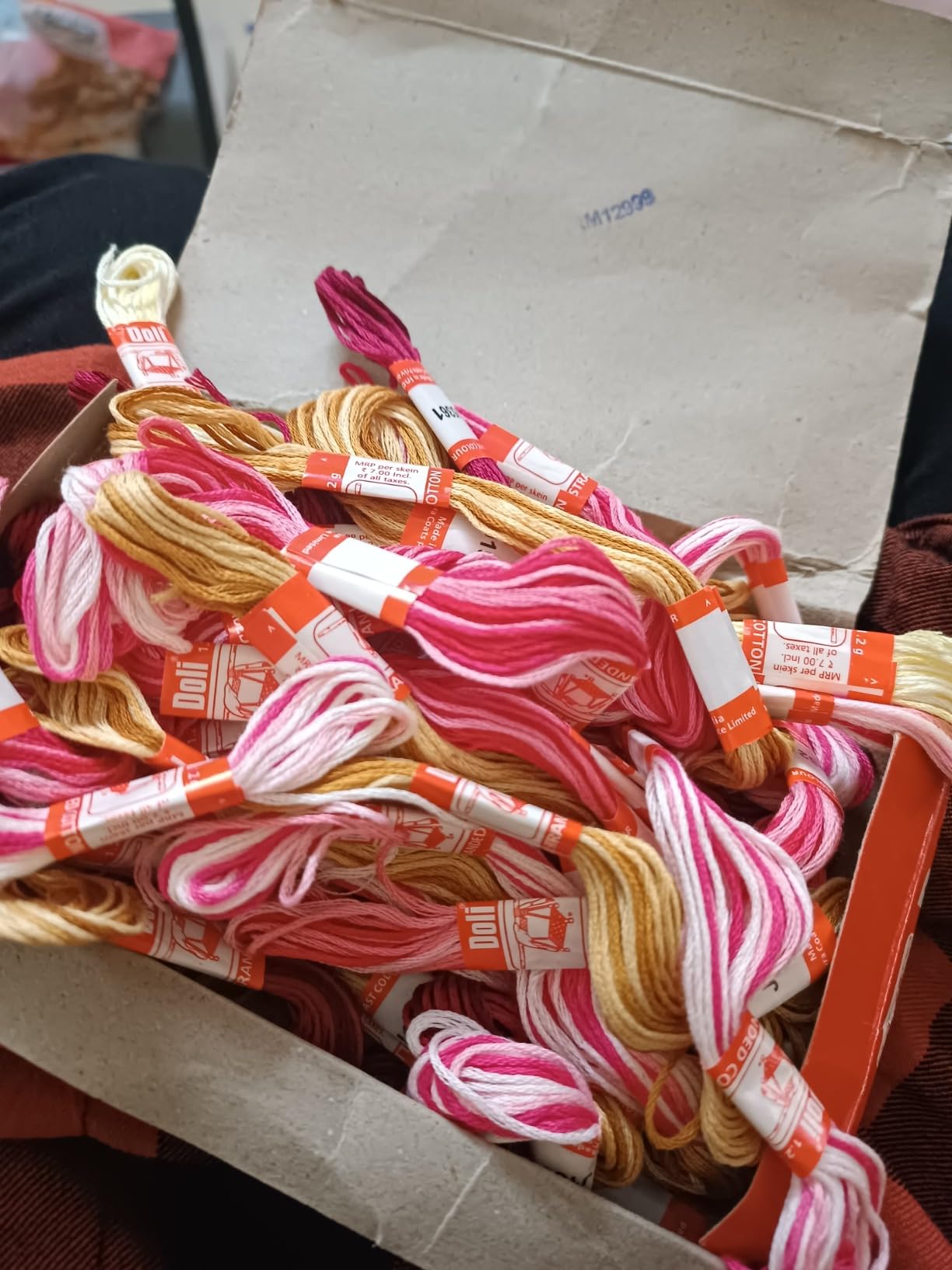 SHUTTLE | Coats Doli Embroidery Thread Cotton Assorted 50 Skeins (25 ...