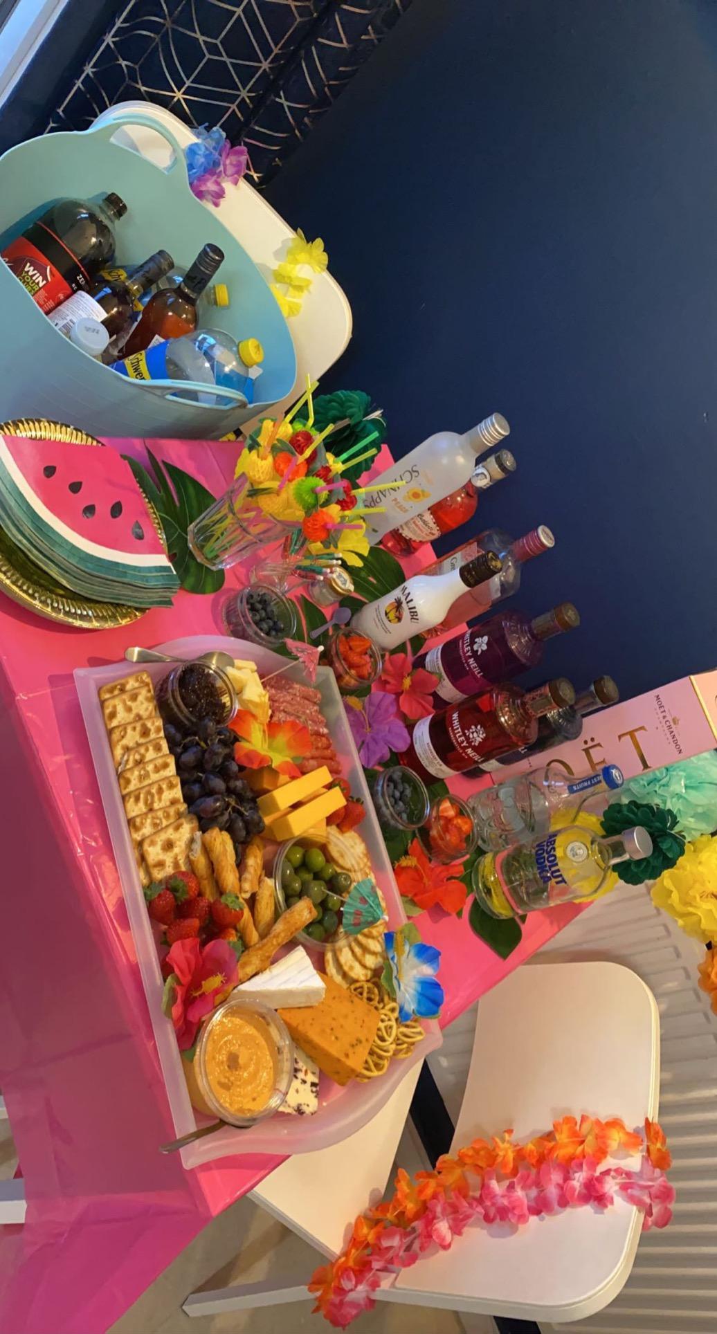 Auihiay 146 Pieces Tropical Party Decoration Set with Tropical Leaves ...