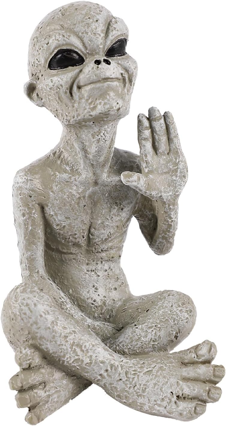 Amazon.com: KFBlaiming Alien Greetings Earthlings Sitting Statue 4.3 ...