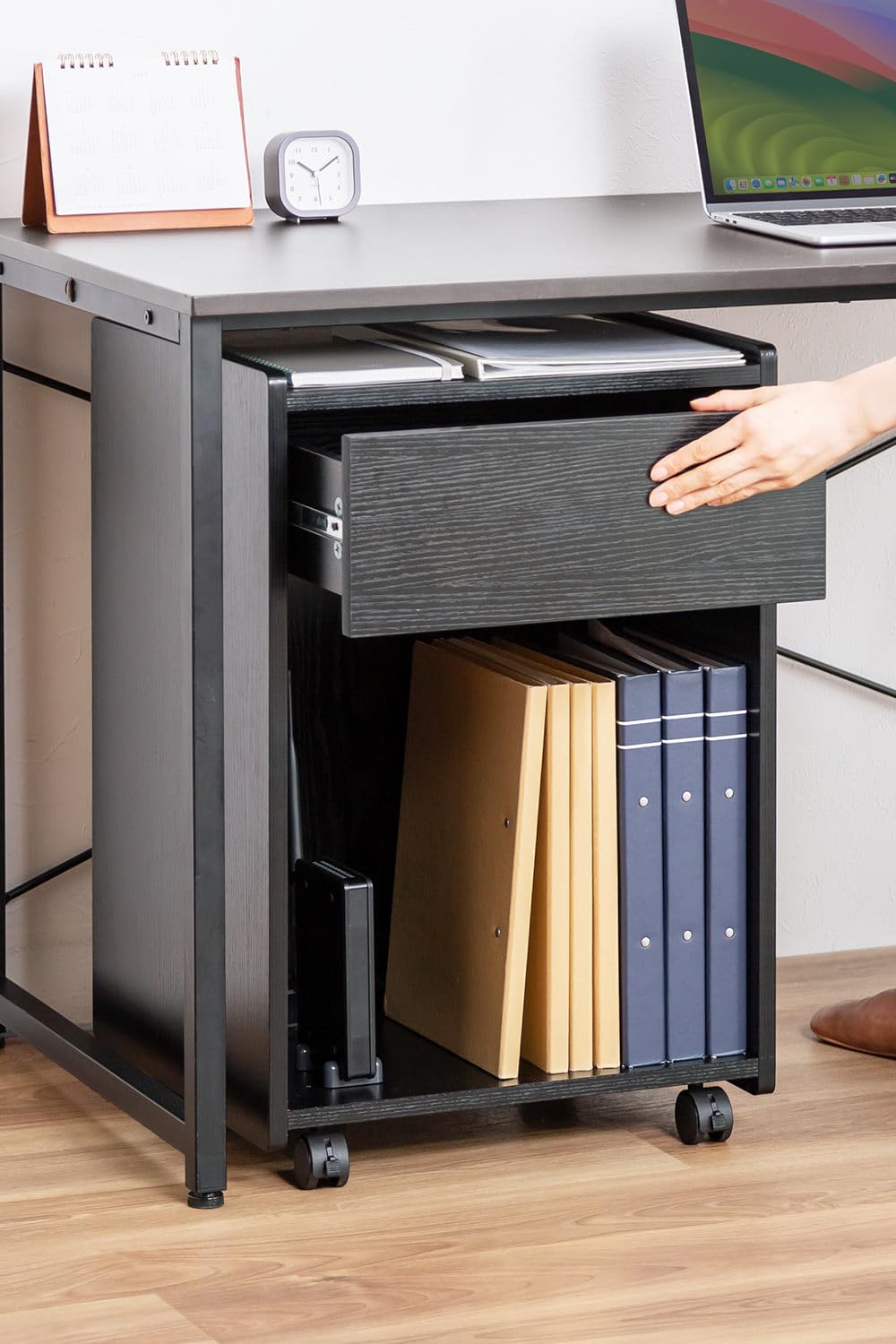 Amazon.co.jp: イーサプライ デスクワゴン サイドワゴン デスクキャビネット 幅43cm 奥行40cm 高さ64cm 引き出し 木製 キャスター付き 収納 おしゃれ ブラック ...