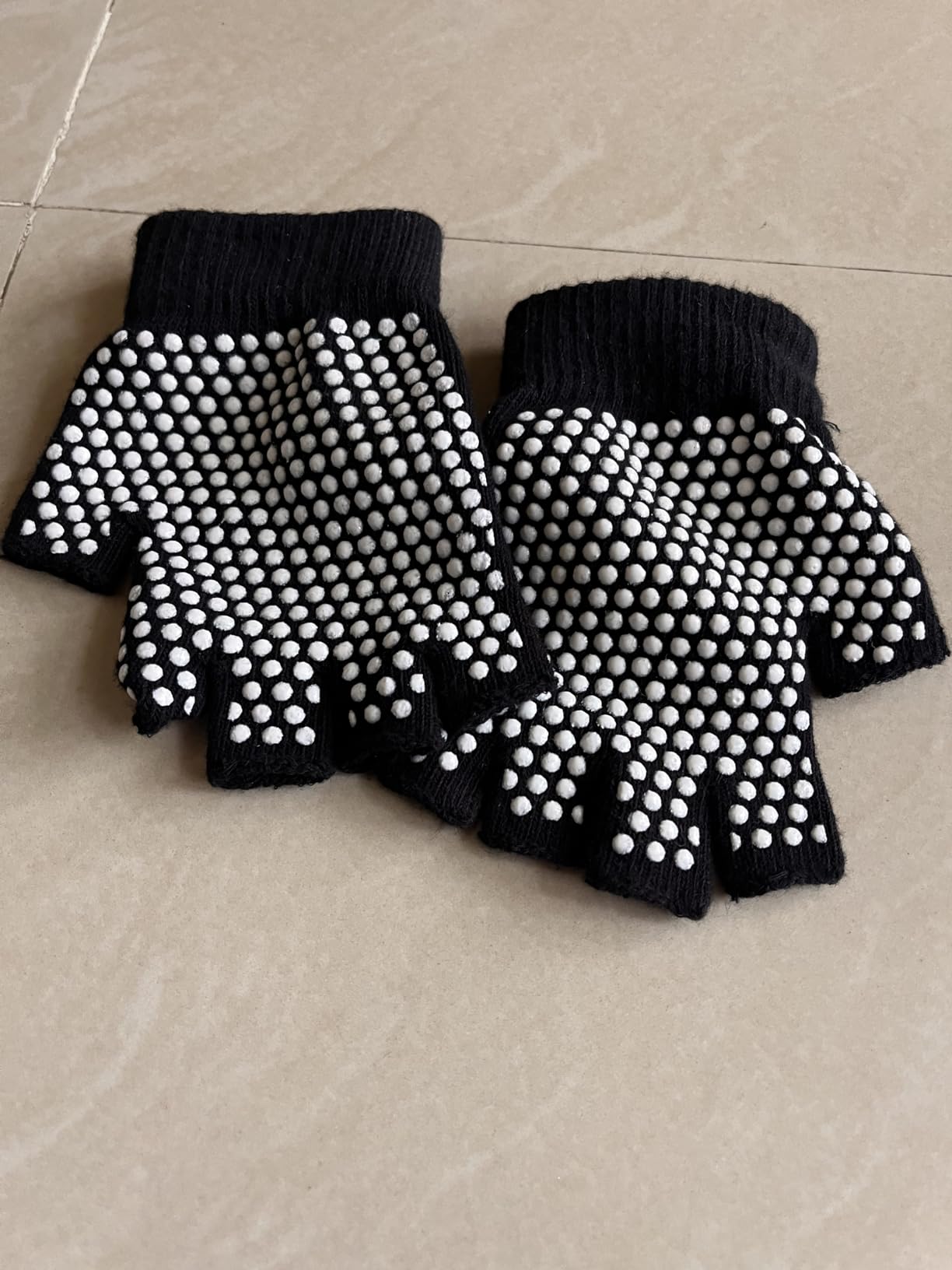 Buy amazon basics Polyester Gym Hand Gloves For Yoga, Set Of 2, Black ...