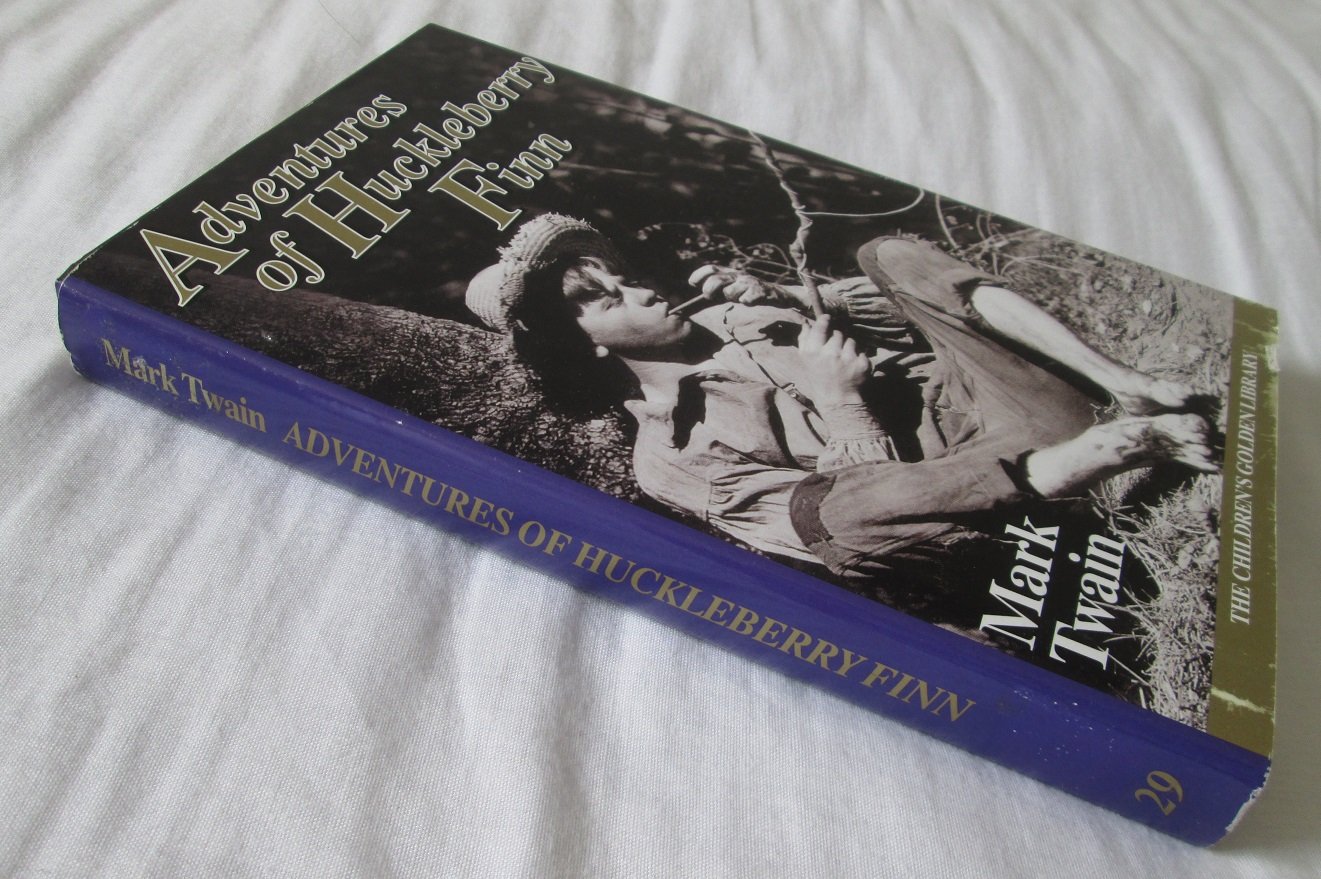 Amazon.com: The Adventures of Huckleberry Finn (Courage Classics ...