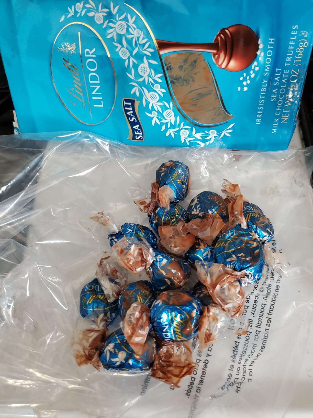 Amazon.com : Lindt Lindor Milk Chocolate Truffles Sea Salt 5.1oz(144g ...