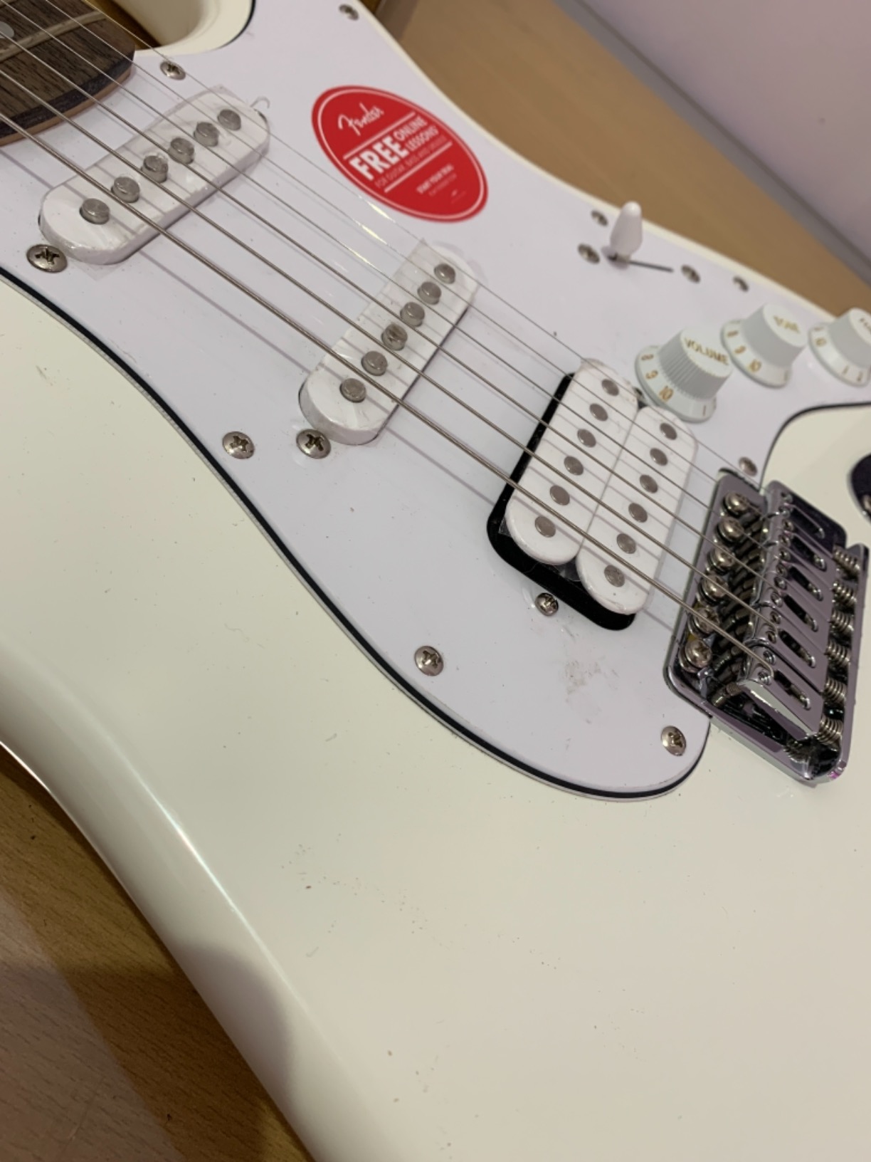 Fender SQ Affinity Stratocaster HSS LRL OWT - 0370700505 : Amazon.in ...