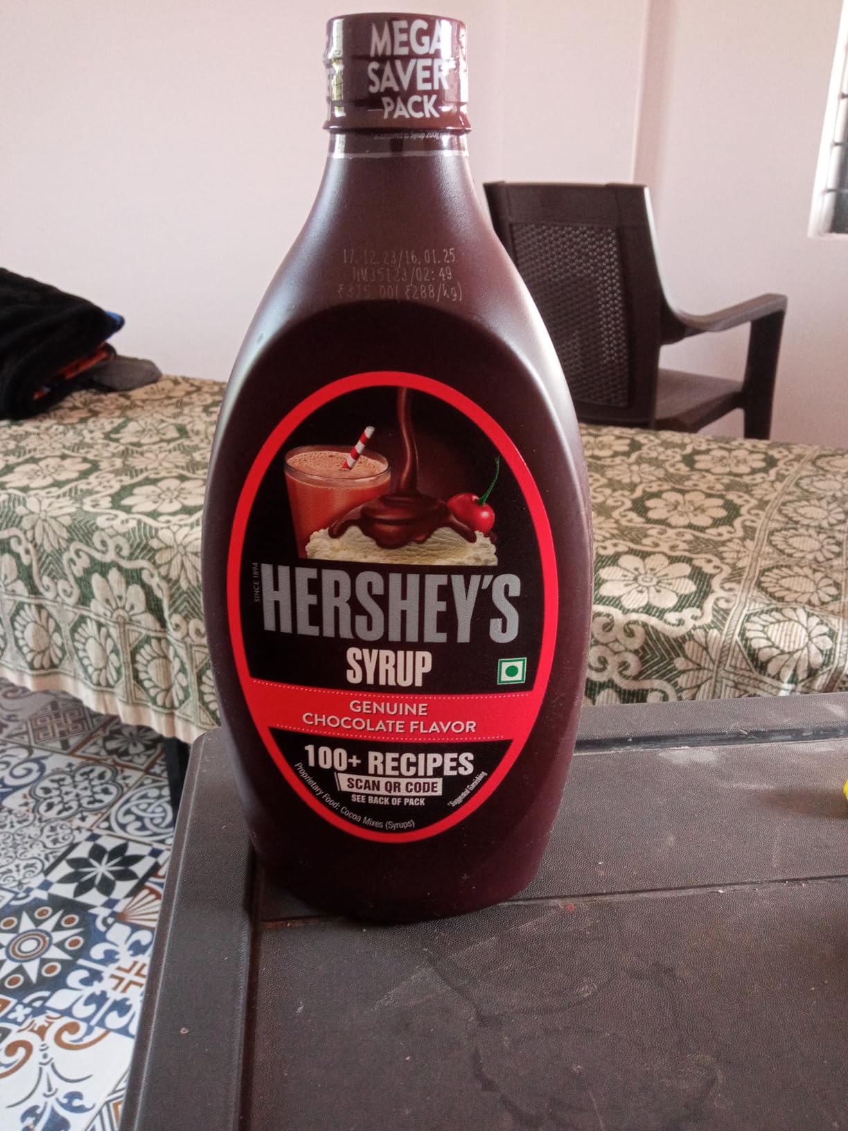 Hershey's Cocoa Powder, 225g and Hershey's Chocolate Syrup, 623g ...