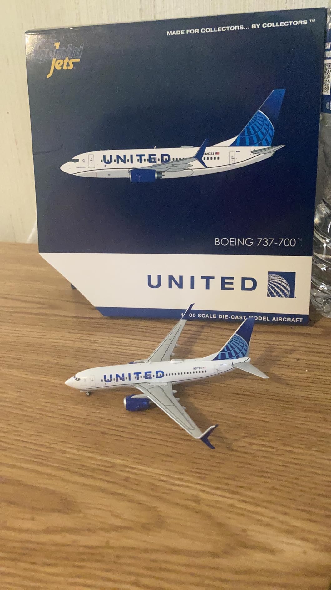 Amazon.com: GeminiJets GJUAL2024 United Airlines Boeing 737-700 N21723 ...