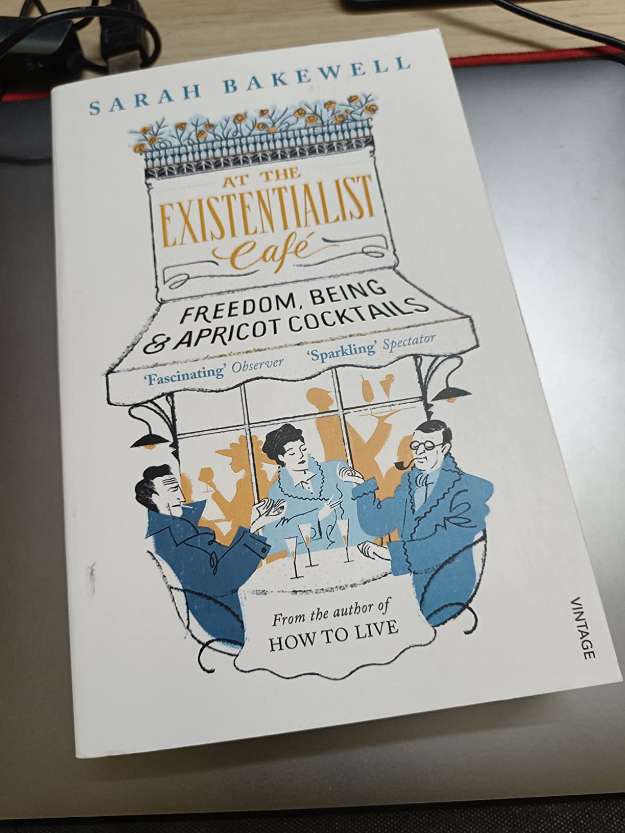 At The Existentialist Cafe : Bakewell, Sarah: Amazon.in: Books