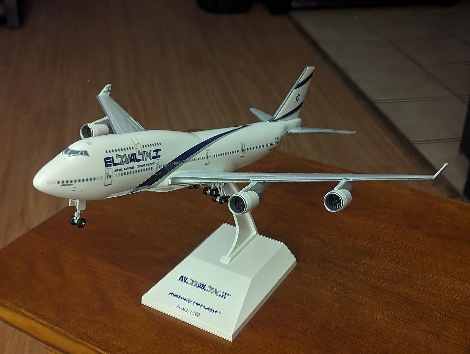 Amazon.com: Daron Skymarks El Al 747-400 - Kit de construcción de ...