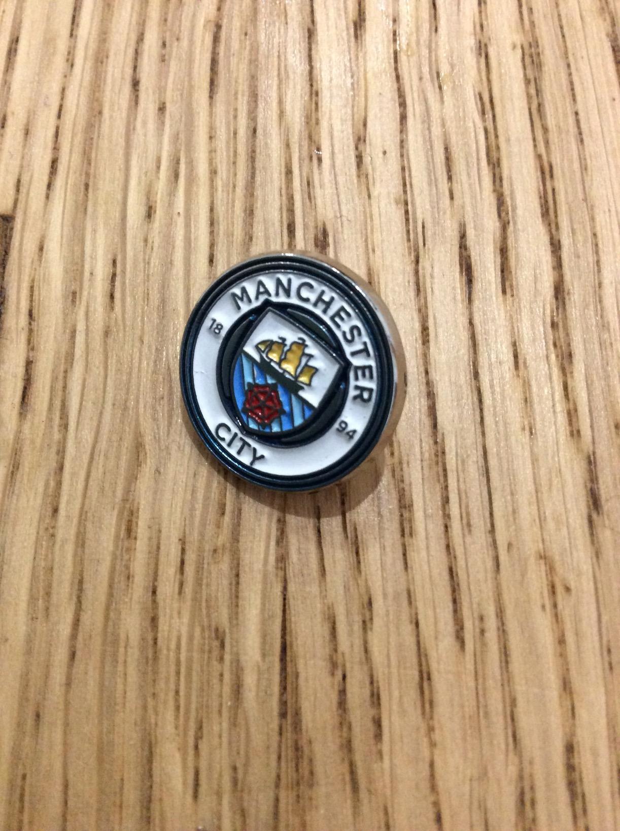 Club Licensed Man City Pin Badge (New Crest) - One Size : Amazon.co.uk ...