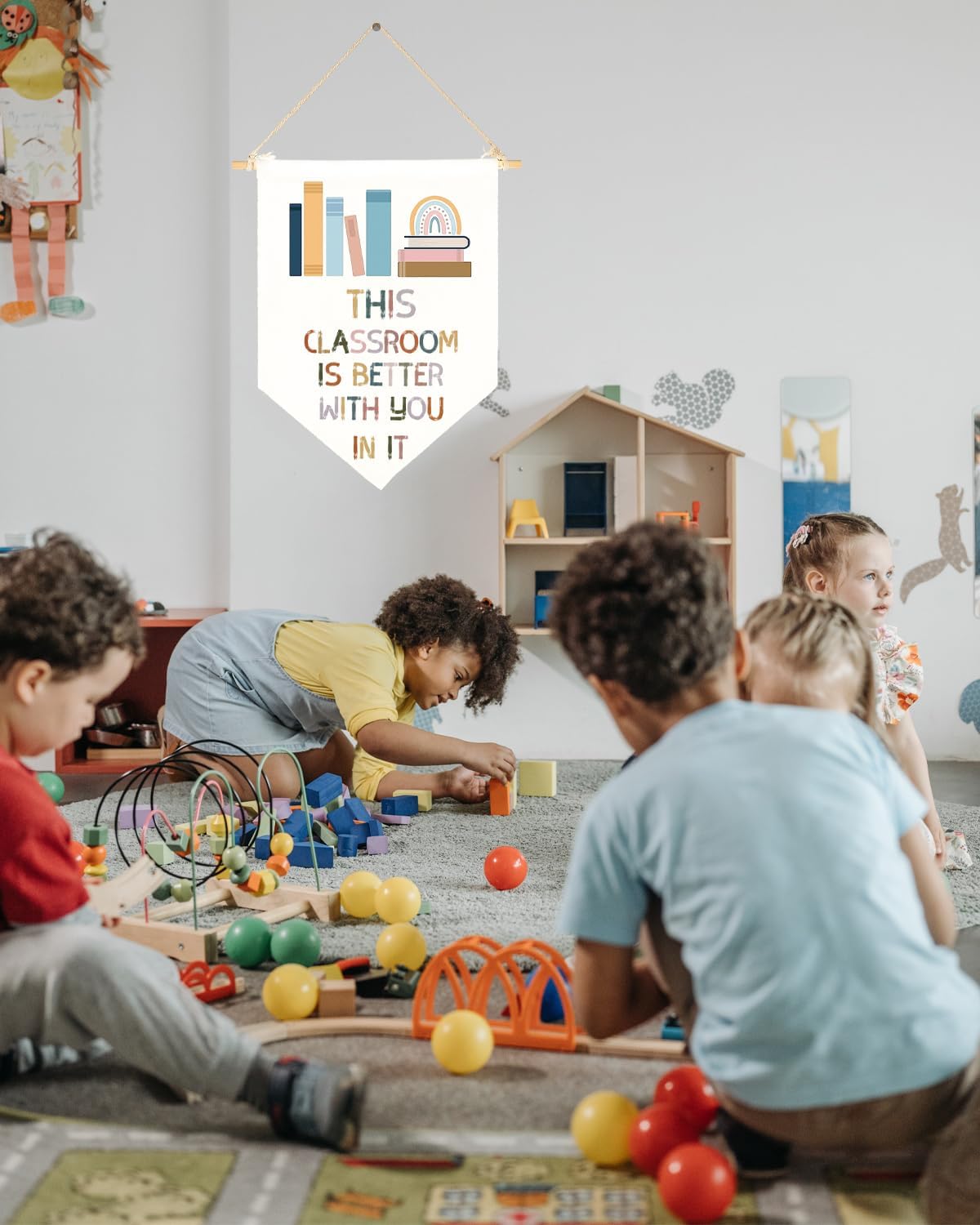 Póster de arte infantil con texto en inglés «This Classroom is Better ...