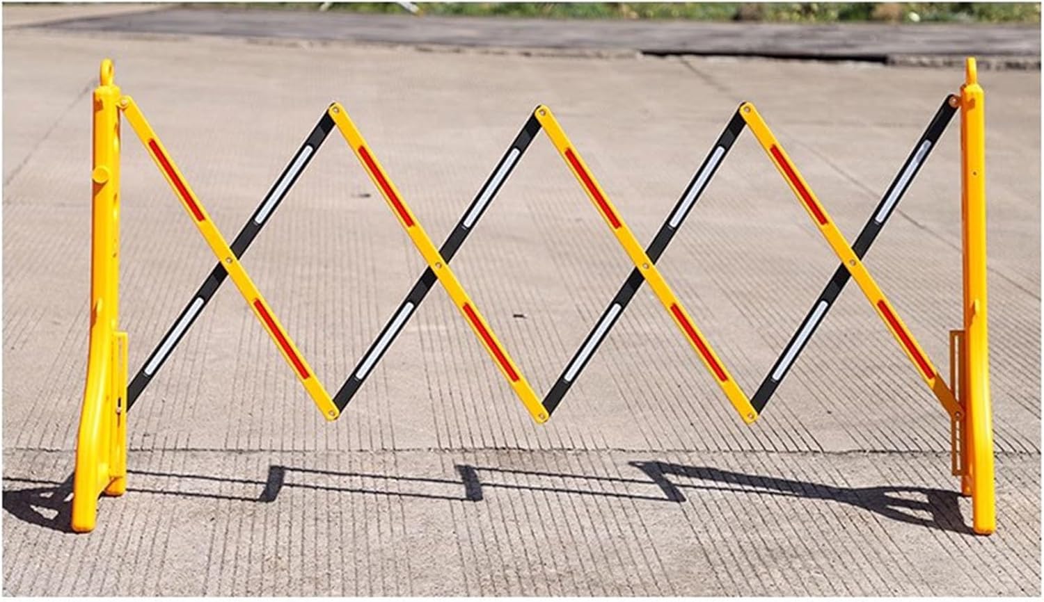 Amazon.com: Portable Barricade with Reflectors，Plastic Expandable 8.2 ...