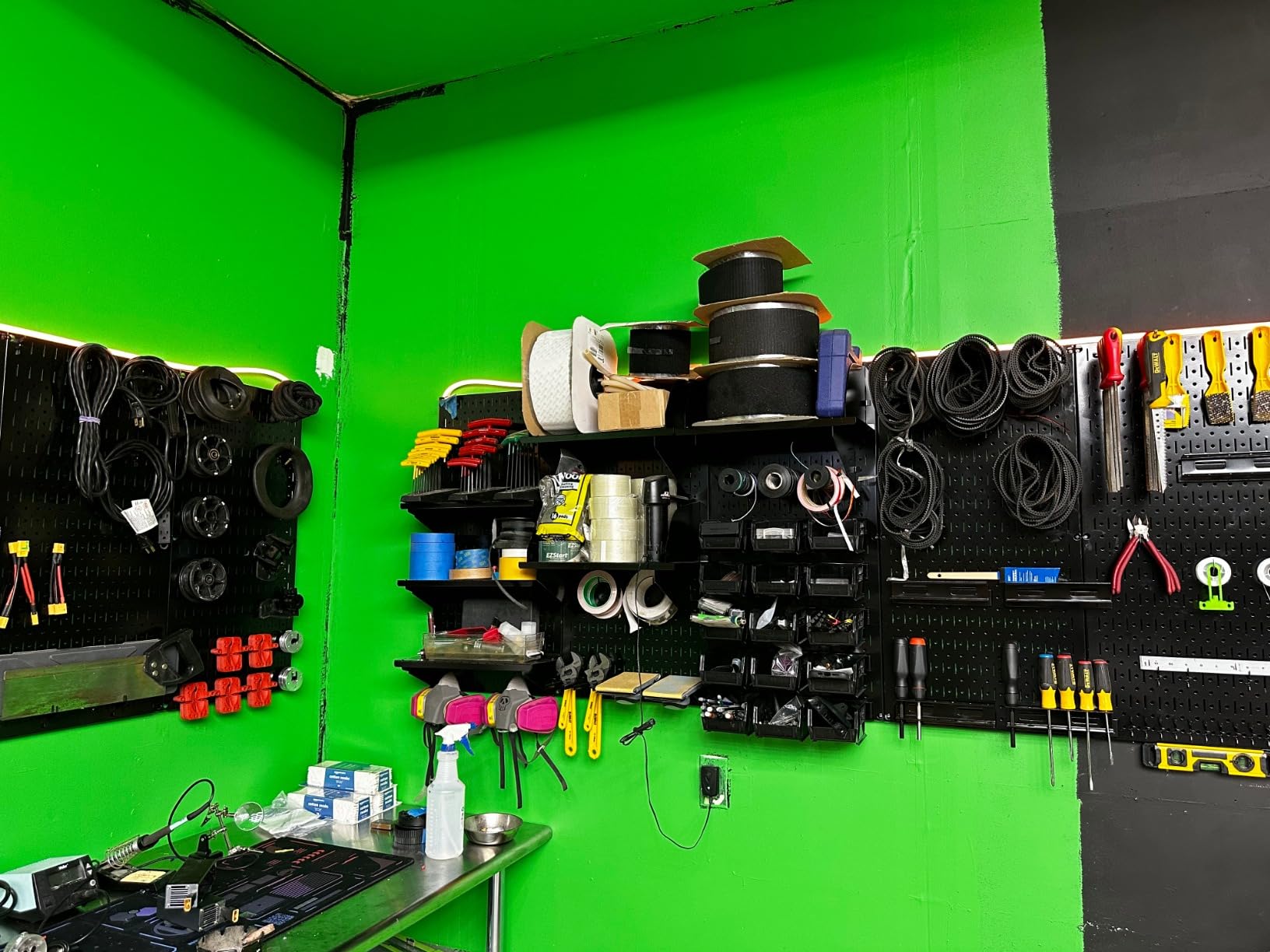 Amazon.com : ChromaKey Green Paint 1 Gallon Green Screen Equivalent ...