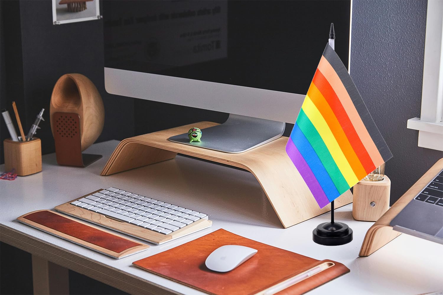 Snapklik.com : WXTWK 2 Pack Pride Rainbow Flag Philadelphia Deluxe Desk ...