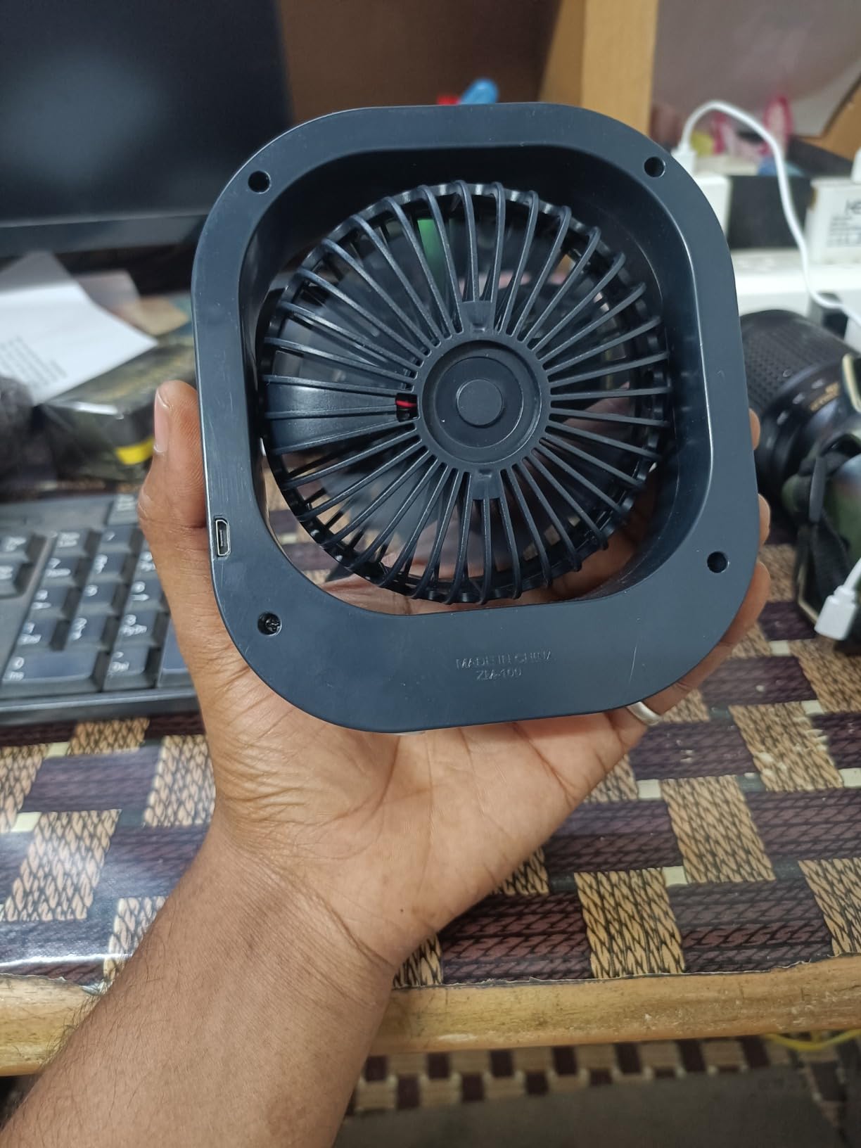 PORTABLE USB FAN - RECHARGEABLE FAN WITH 2 SPEEDS, 180° ROTATING ...