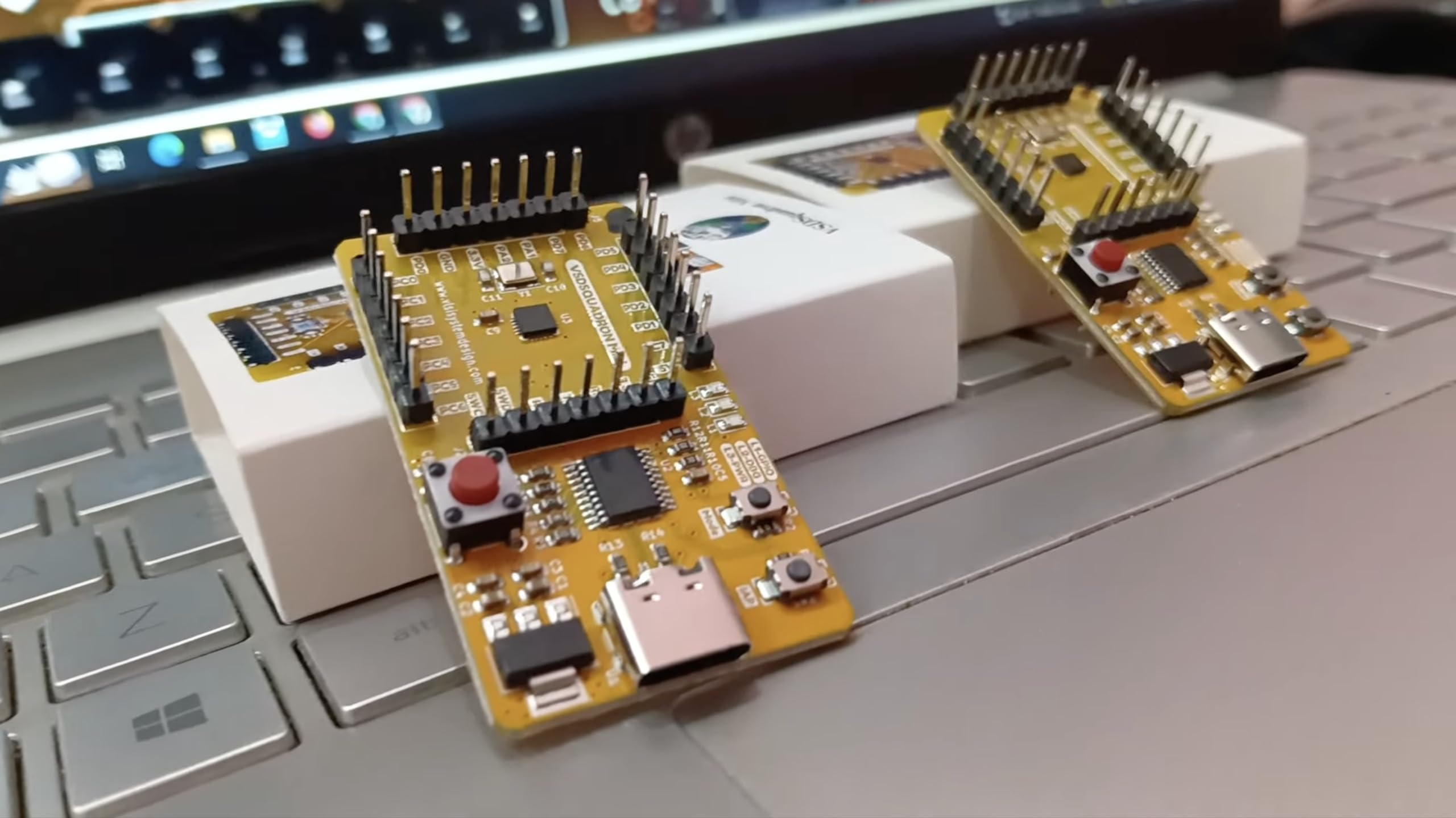 VSDSquadron Mini RISC-V Microcontroller Board, Single-Wire Flash Programmer, Small Size : Amazon ...