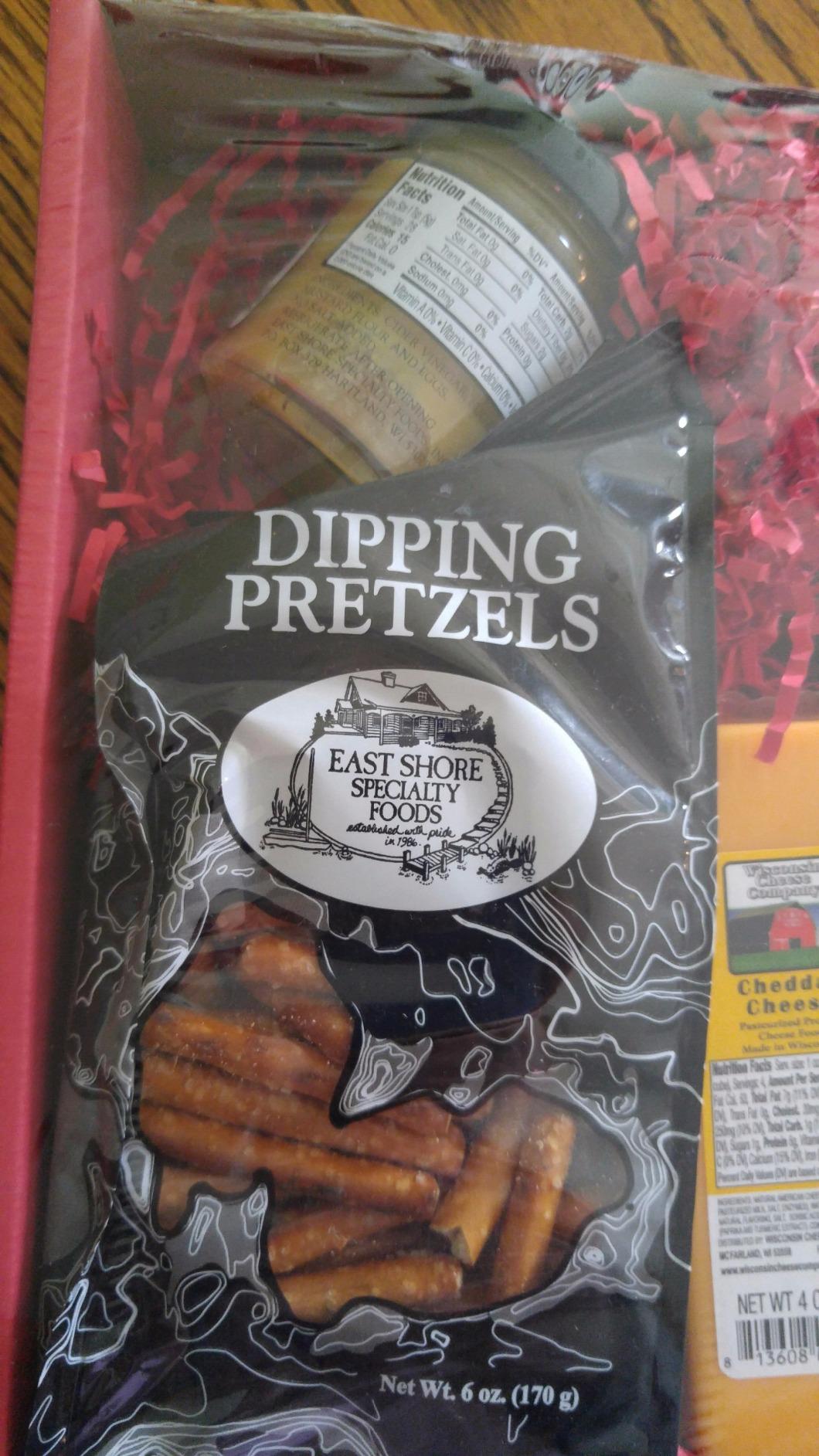 Amazon.com: Wisconsin Cheese Company - Deluxe 100% Wisconson Cheddar ...