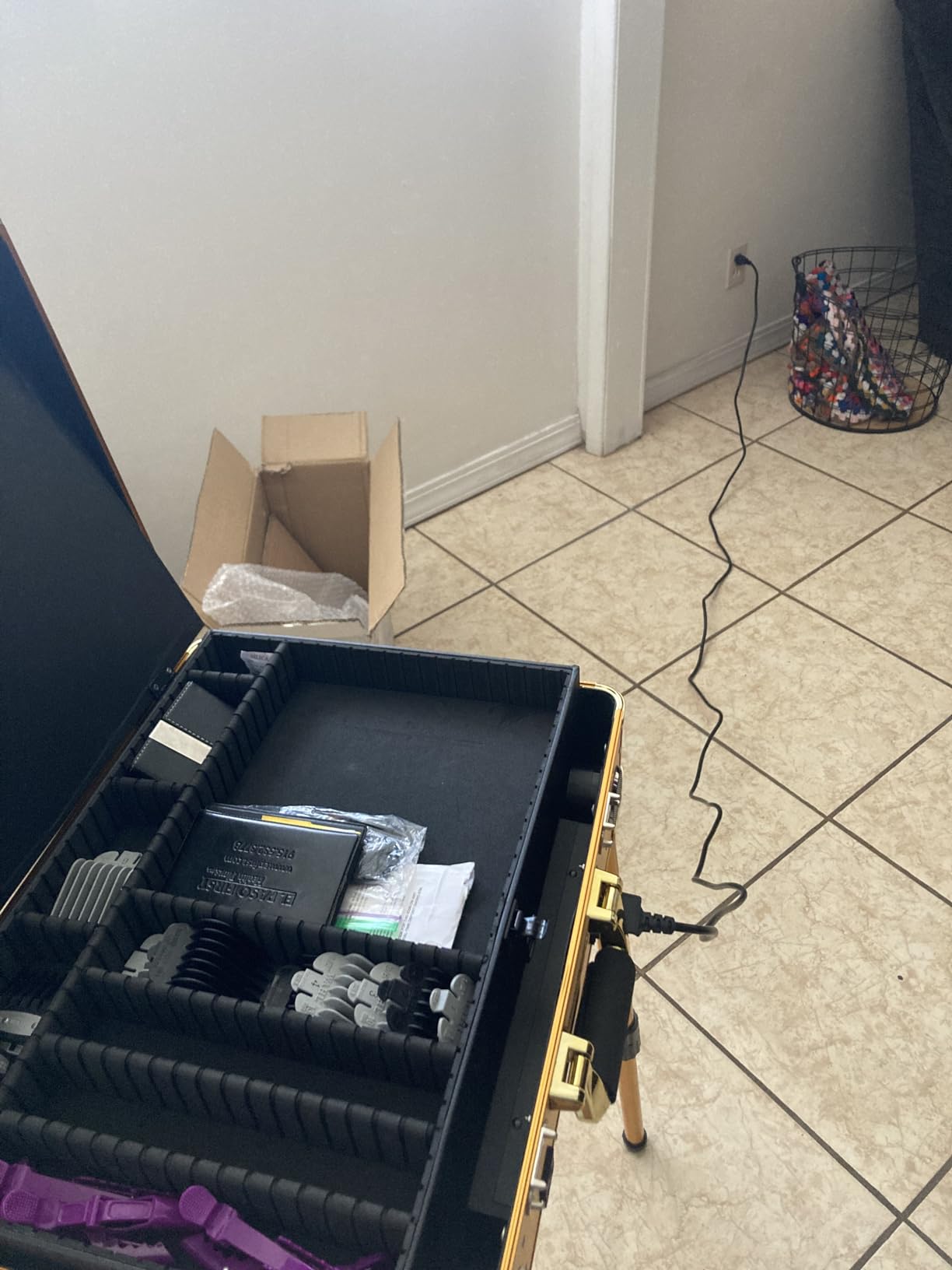 Amazon.com: MANE TAME Barber Case - VIP Mobile Barber Station- Gold ...