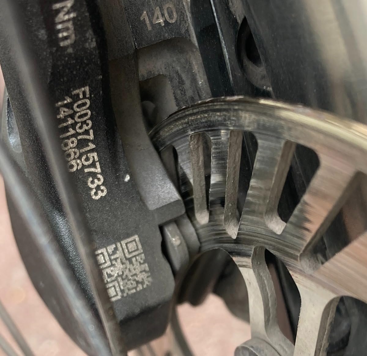 Amazon | YIBOOOM 自転車 ディスクブレーキパッド スプリングとピン付き 自転車パーツ 騒音低減 耐久 互換性レジンパッド 金属樹脂製 パッド交換 （2組/セット ...