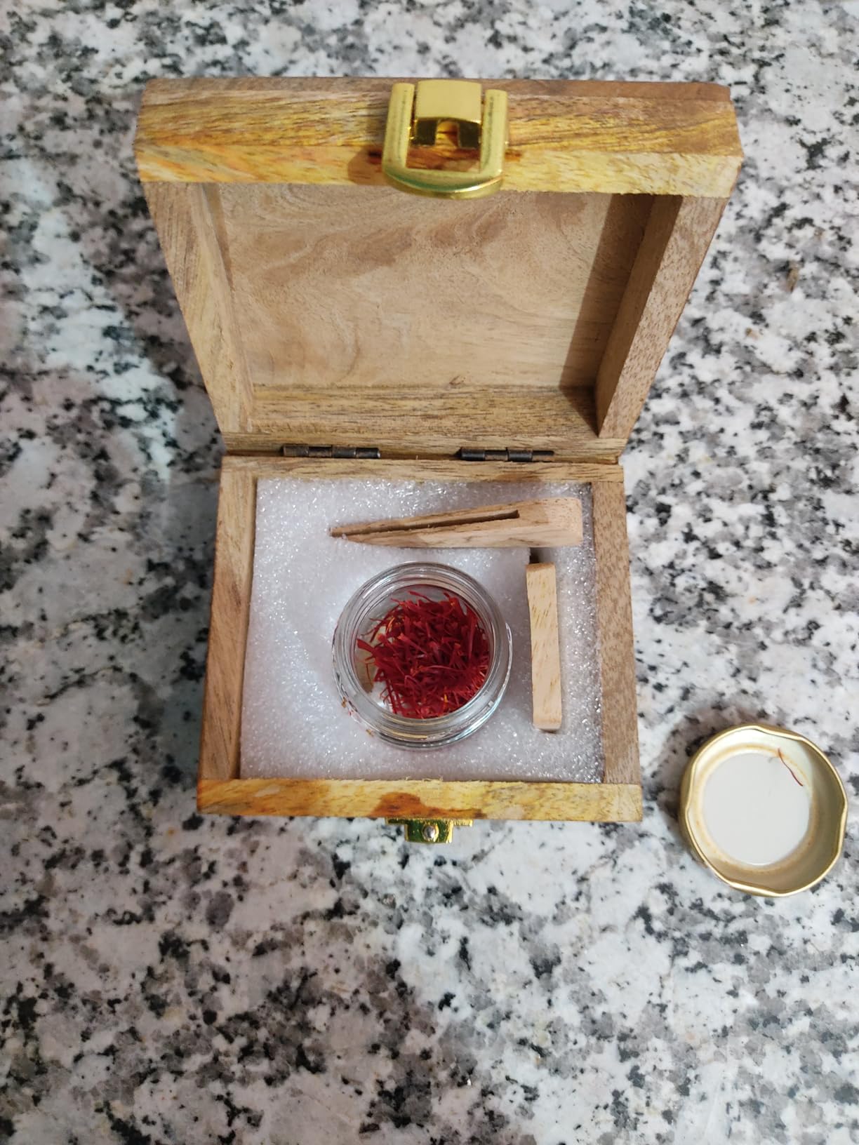 Dry Fruit Hub Pure Original Kashmiri Saffron/Kesar 1gm | Kaiser ...