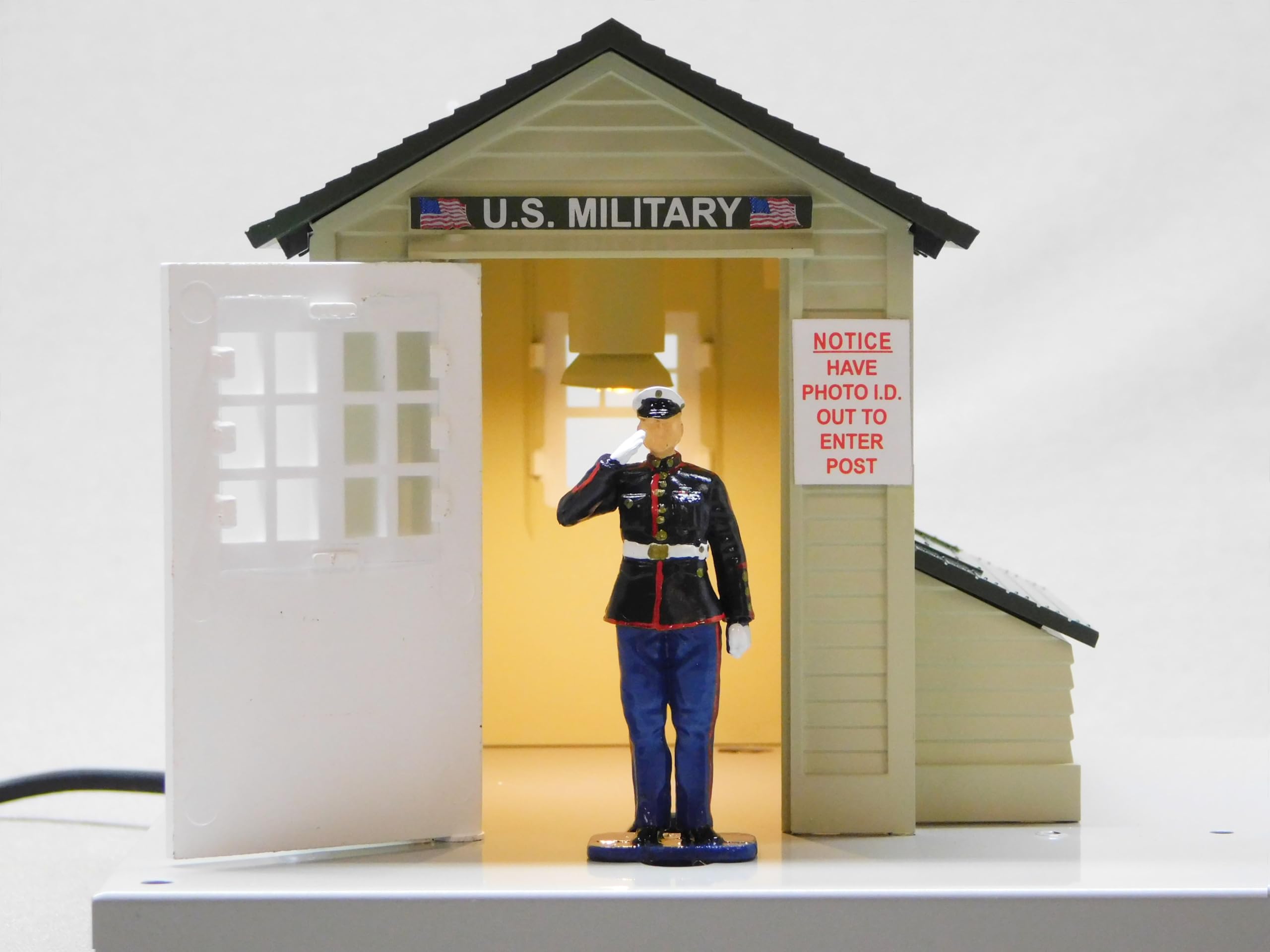 Amazon.com: Lionel Military Patriots Salute Plug-Expand-Play Gateman O ...