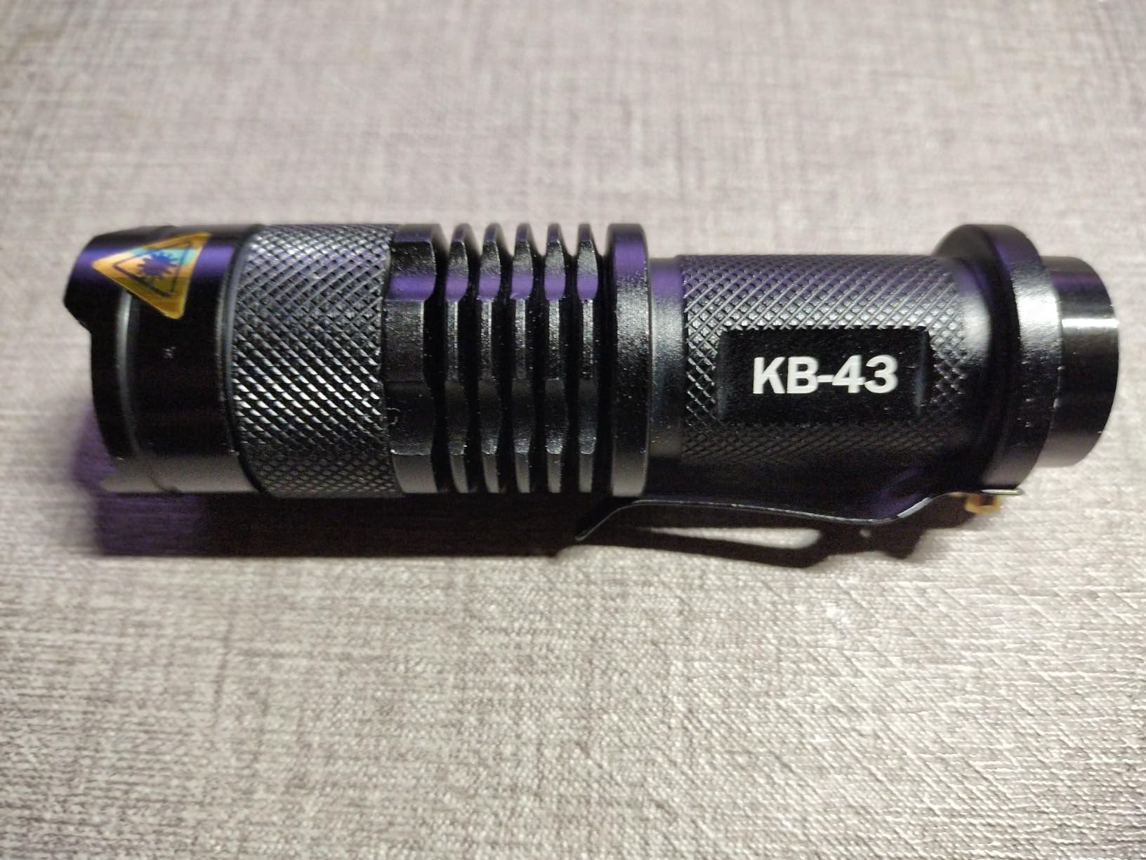 Amazon.co.jp : KOOLBEAM 365nm アニサキスライト ミニ ブラックライト KB-43 単3電池 1本 真菌チェック 猫真菌 トコジラミ 発見 検出 UV LEDライト ...