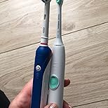 Oral-B PRO 2 2000N Elektrische Zahnbürste/Electric Toothbrush, mit 2 Putzmodi und visueller ...