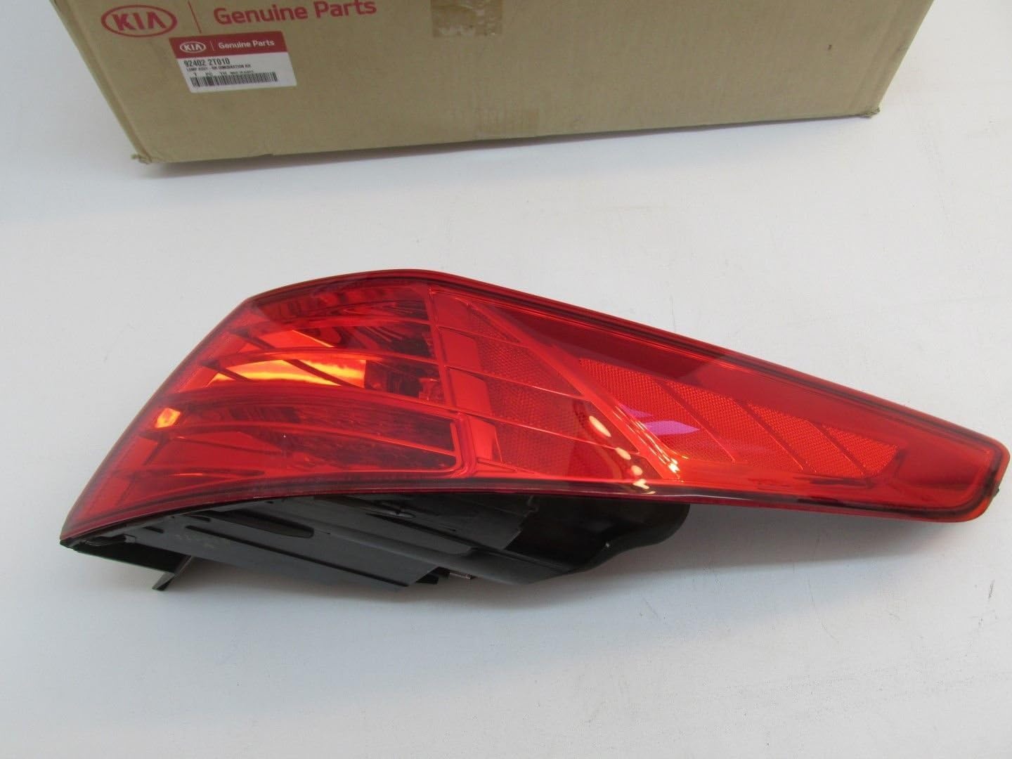 Amazon.com: Genuine Kia 92402-2T010 Rear Combination Lamp Assembly ...
