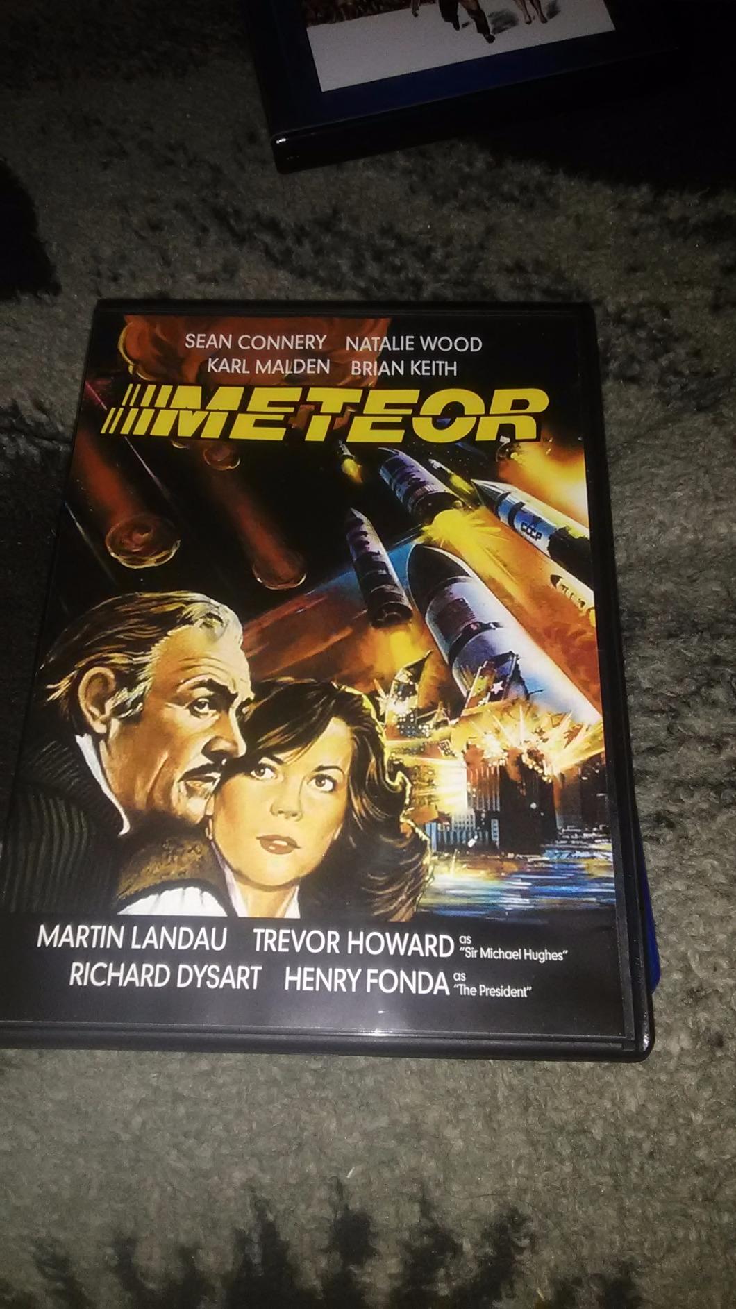 Amazon.com: Meteor [VHS] : Sean Connery, Natalie Wood, Karl Malden ...