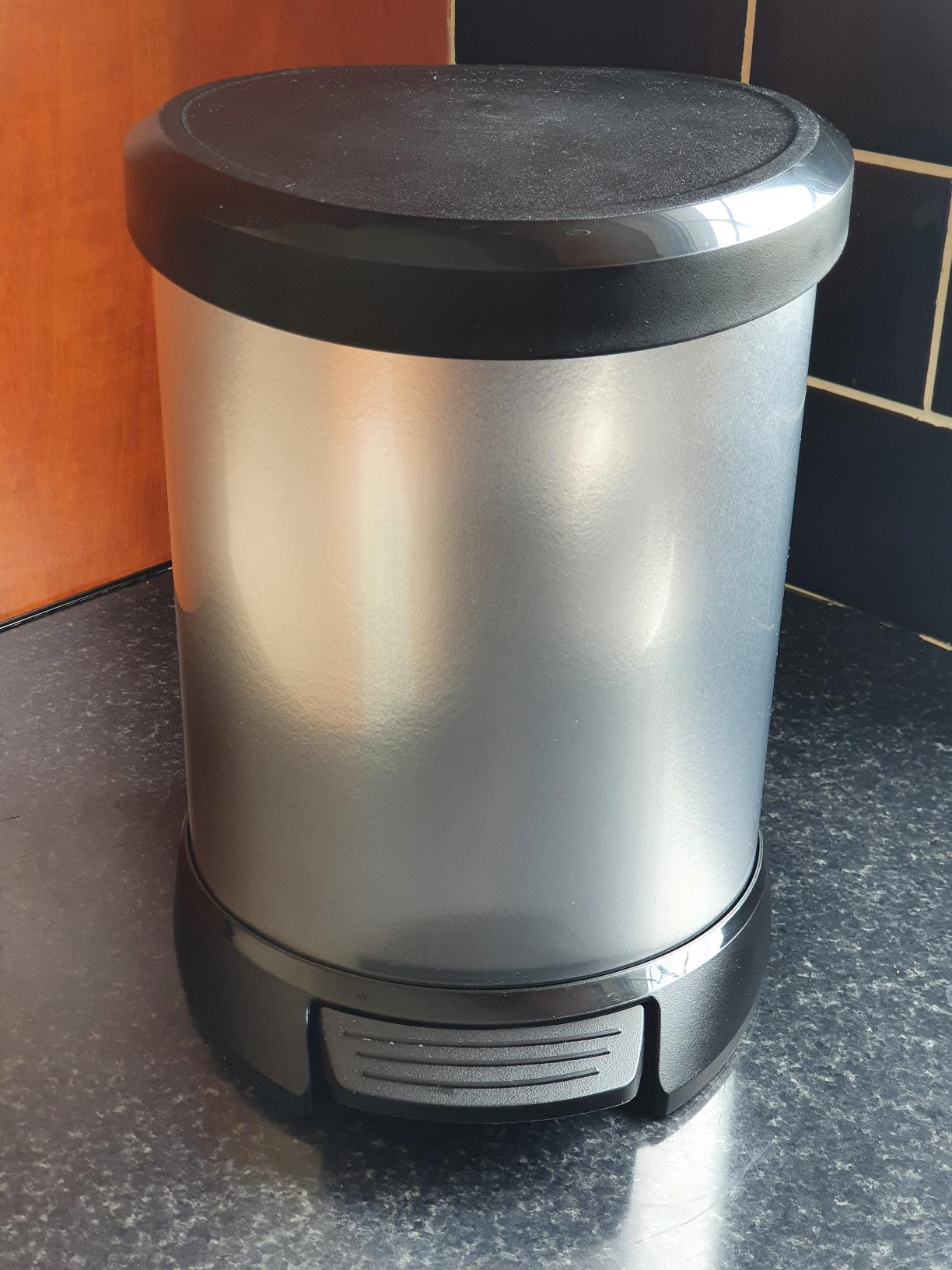 Curver Metal Effect Pedal Touch Deco Bin, Red, 5 Litre : Amazon.co.uk ...