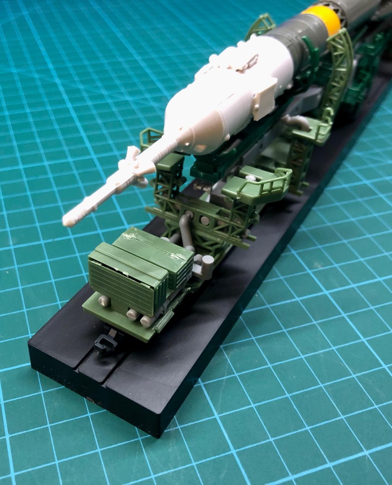 Amazon.com: Good Smile Soyuz Rocket & Transport Train 1: 150 Scale ...