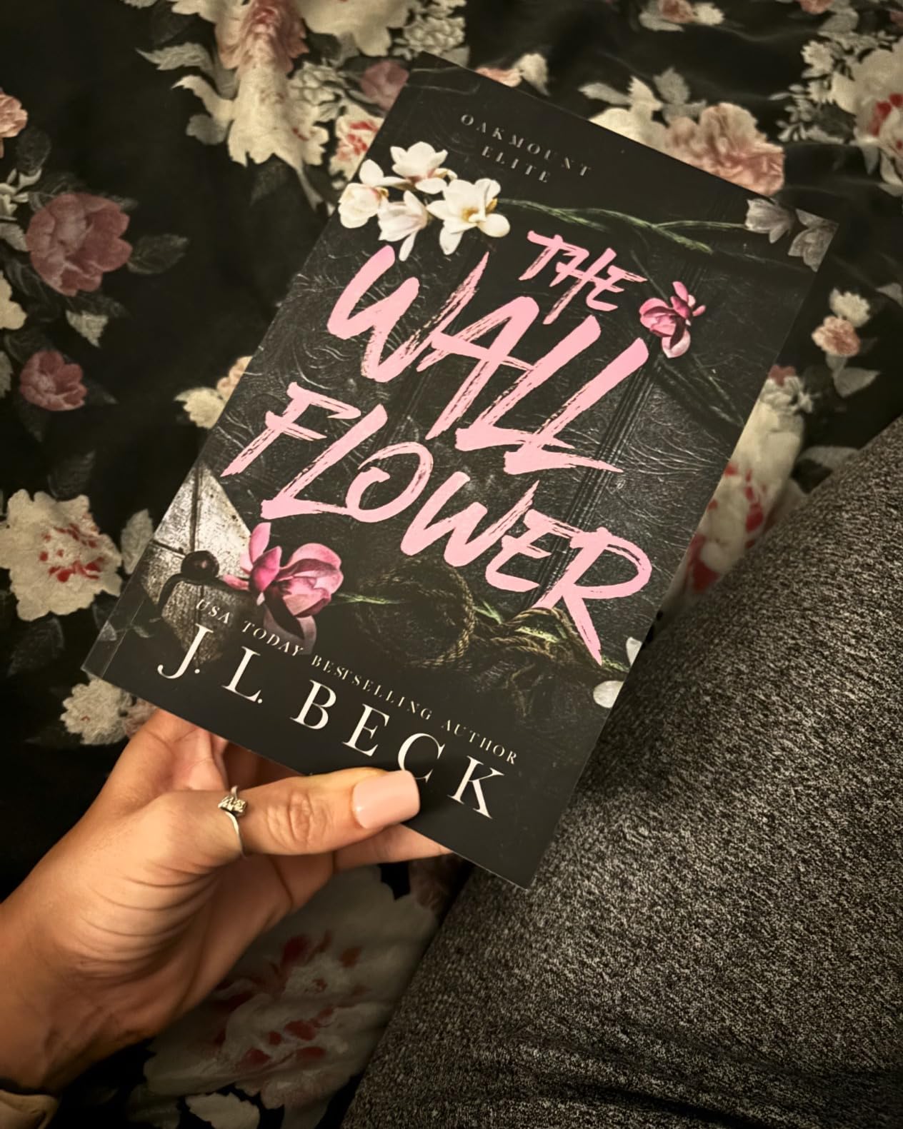 The Wallflower : A Dark New Adult Bully Romance (Oakmount Elite Book 1) eBook : Beck , J.L ...