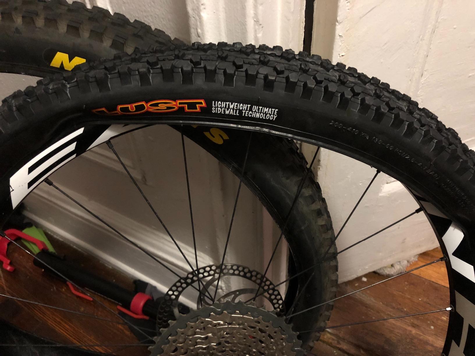 Amazon.com : Maxxis Ignitor UST Mountain Bike Tire (Folding 70a, 26x2.1 ...