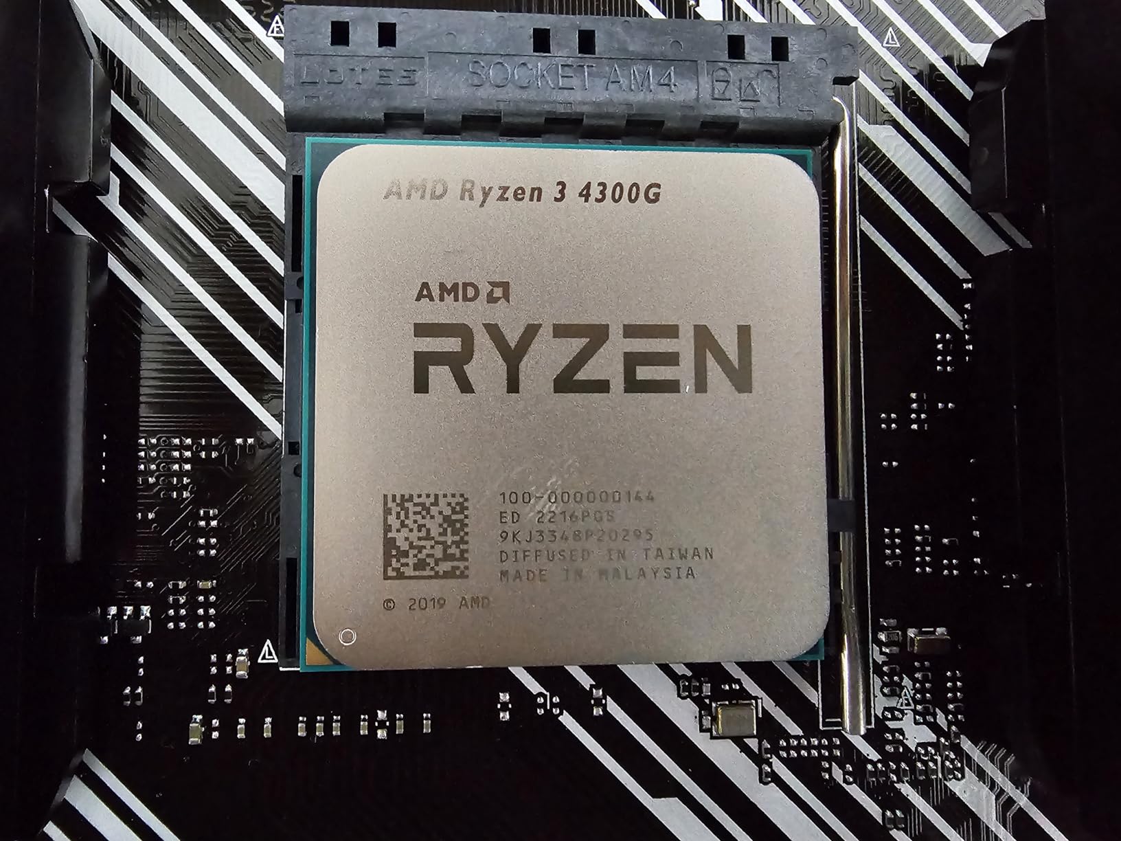 Amazon | AMD CPU Ryzen 3 4300G with Wraith Stealth Cooler 3.8GHz 4コア ...